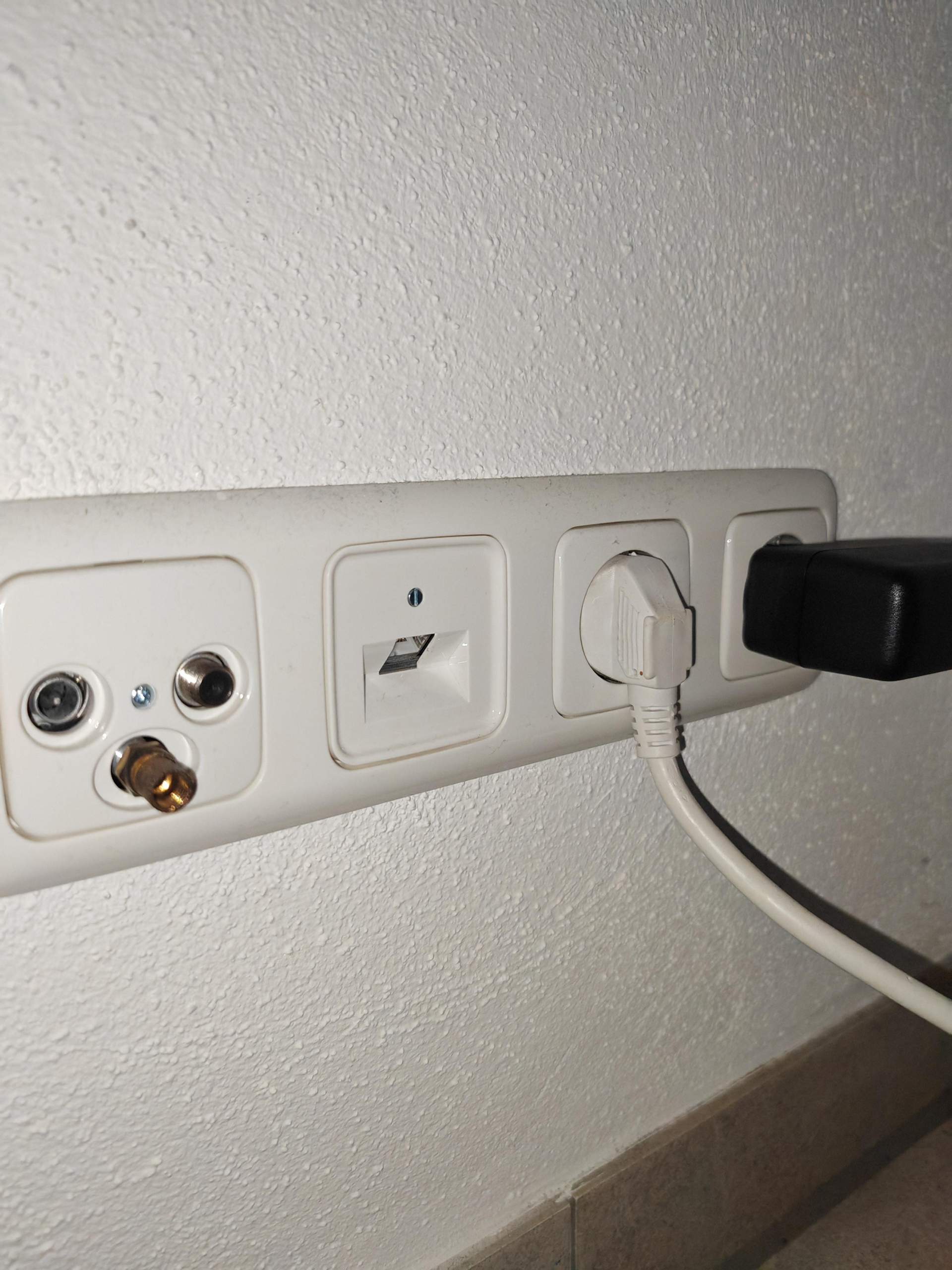 LAN Verbindung per steckdose? (Internet, WLAN, Telefon)