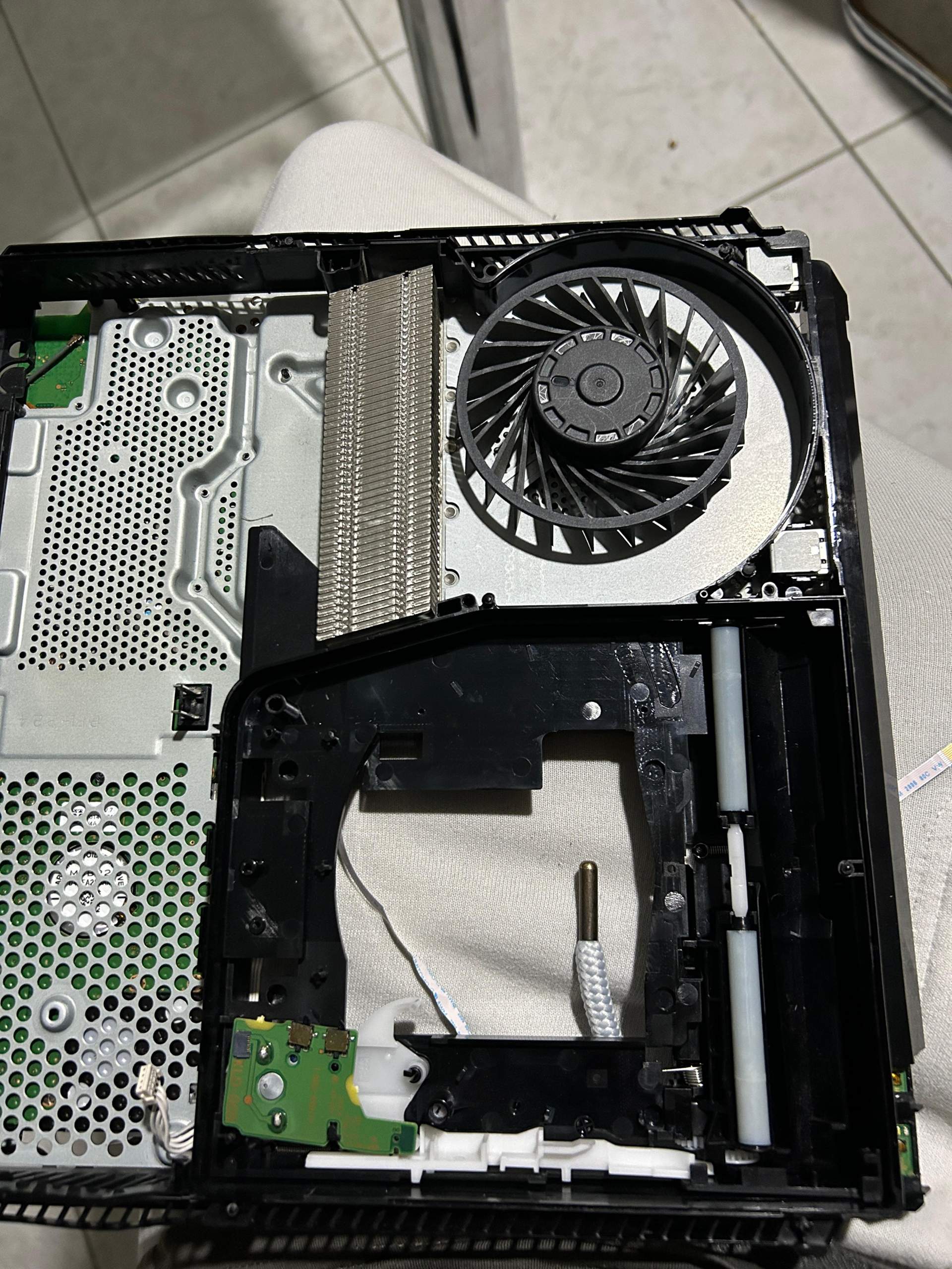 Laufwerk kable von der ps4 slim wohin? (PlayStation 4, Sony, Kabel)