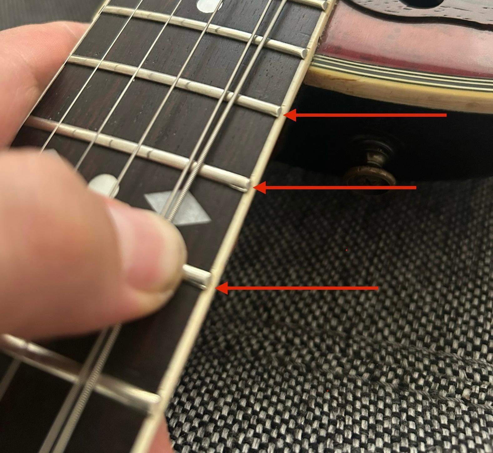 Macken auf Bundstäbchen (Ovation celebrity)? (Gitarre, Instrument ...