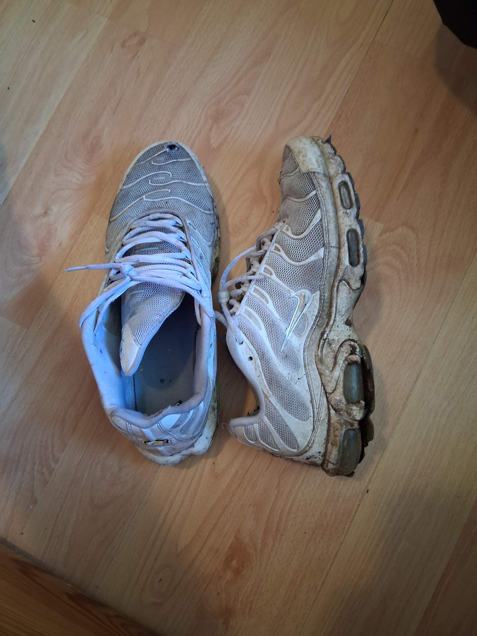 Meine Schuhe sind schon ziemlich kaputt aber meine Eltern wollen das ...
