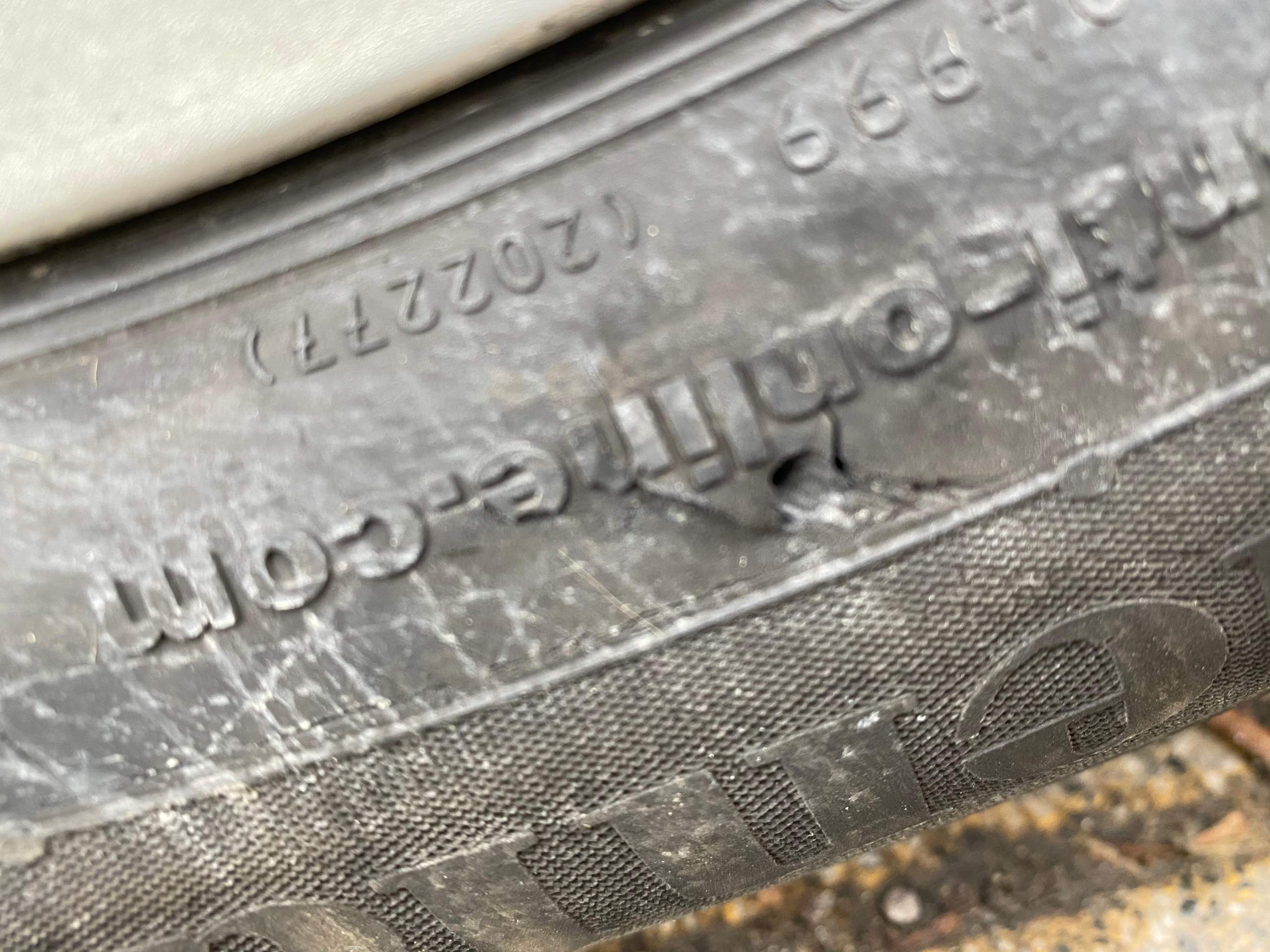 Mit Reifen an Bordstein gekommen ist das schlimm (Bild)? (Auto, Auto ...