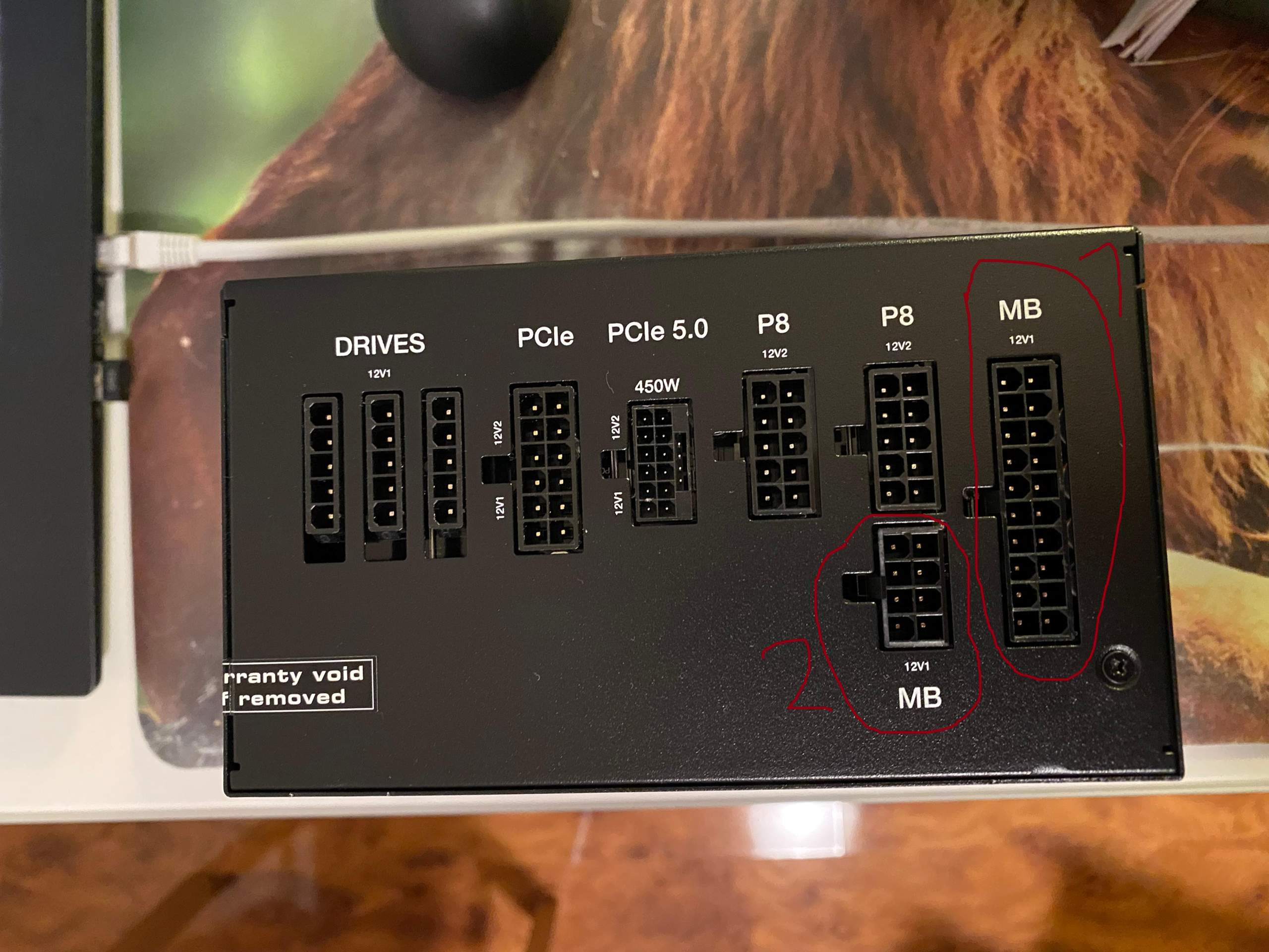 Motherboard hat nen 24-Pin Anschluss also auch 24 pins vom Netzteil ...