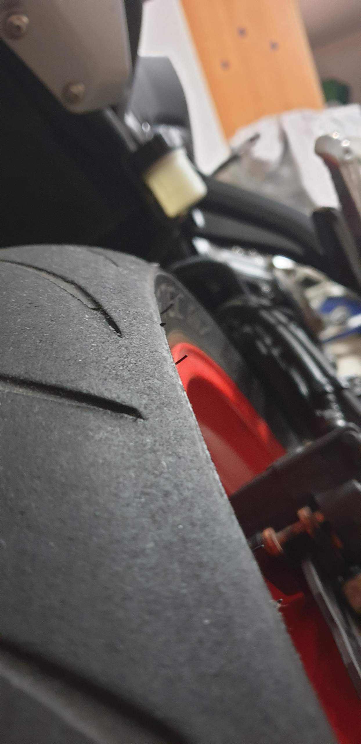 Mt07 Reifen auf Kante fahren bedenklich? (Yamaha)