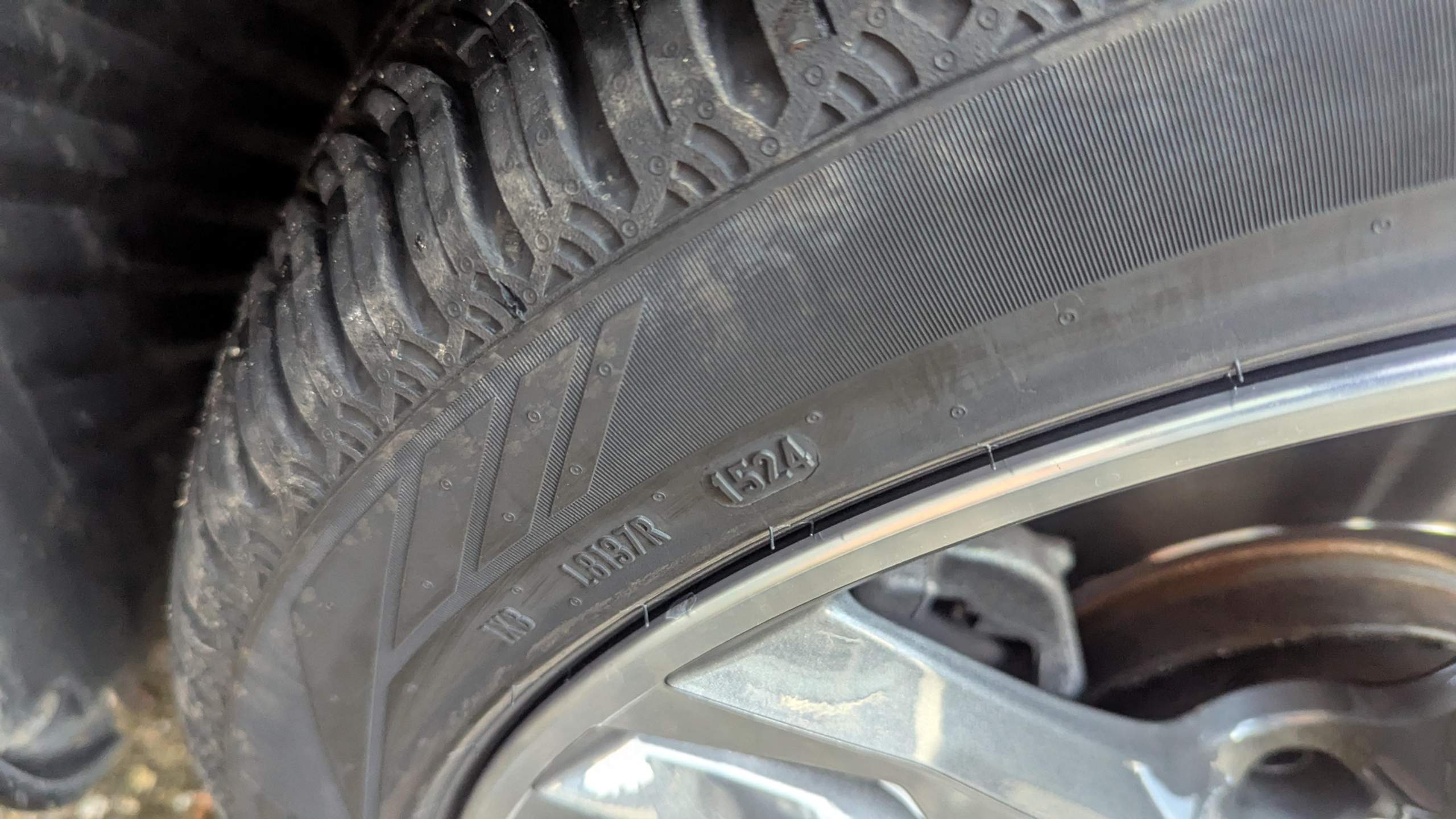 Muss auf jedem Reifen, das Herstellungsdatum stehen? (BMW, Pirelli)