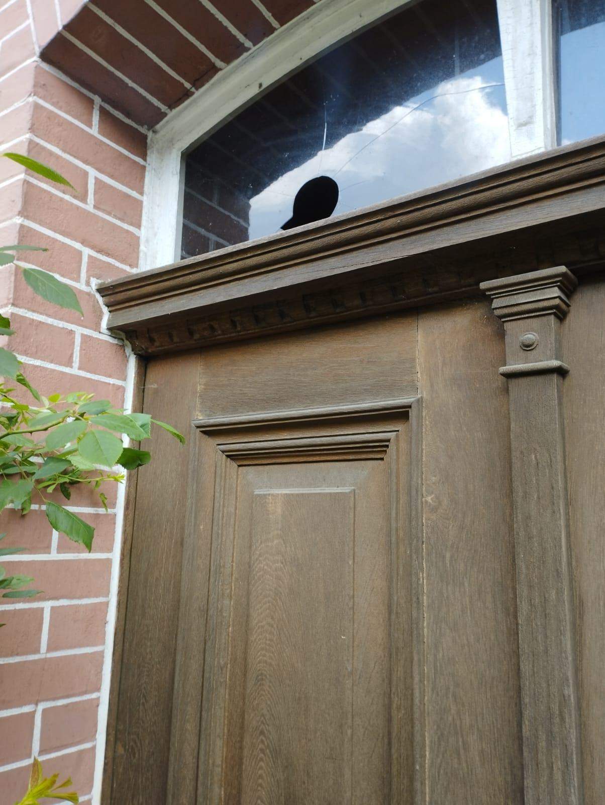 Mysteriös... Wie kommt das Loch in die Scheibe? (Haus)