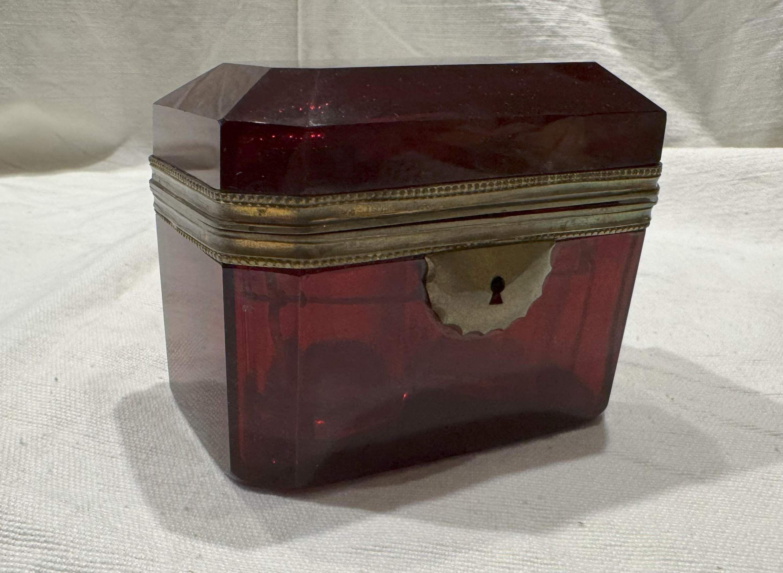 Parfüm-Box aus rubinrotem Glas - Herkunft/ Alter/ Wert? (Antiquitäten ...