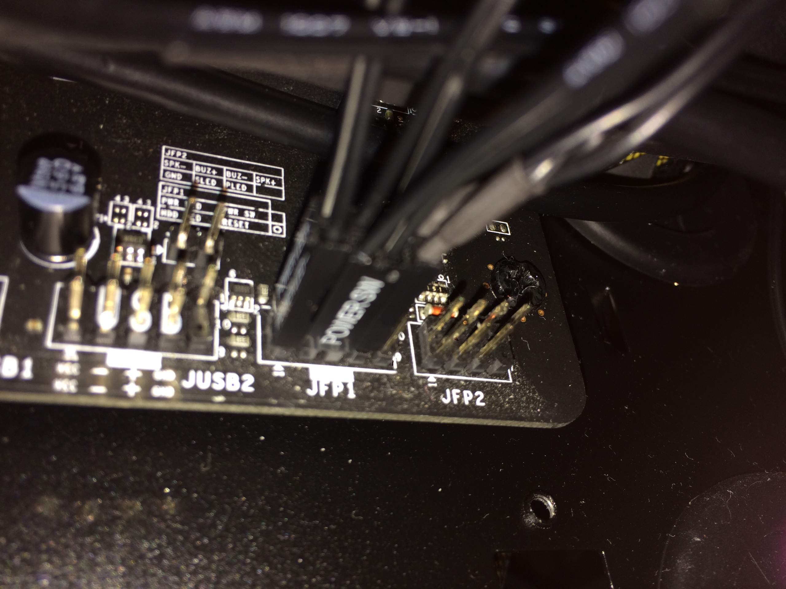 Pc Powerkabel Led usw egal wie rum das ist? (Computer, Technik ...