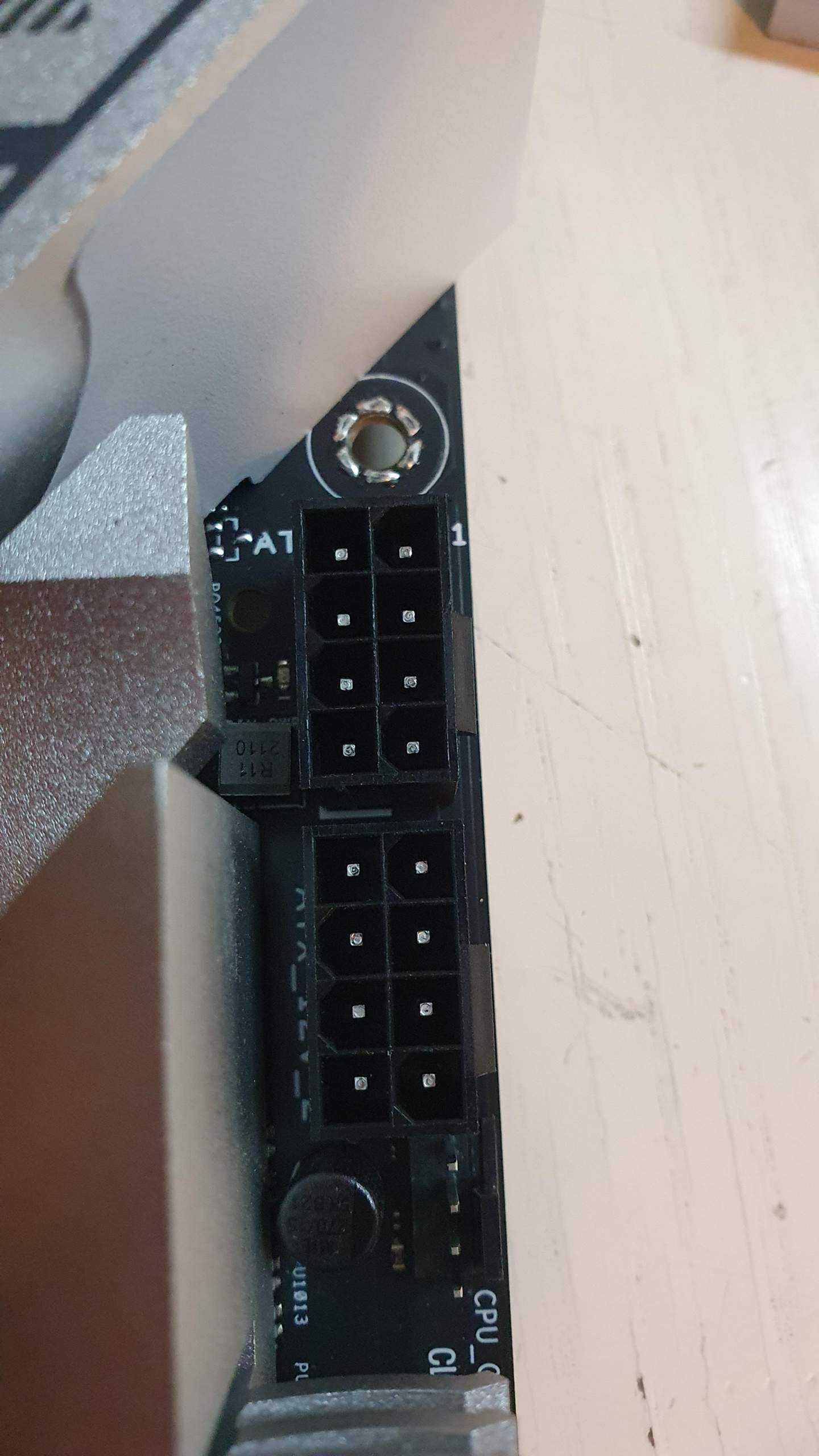 PCIe CPU Kabel in mainboard - ist das Absicht mit der Pinbelegung ...