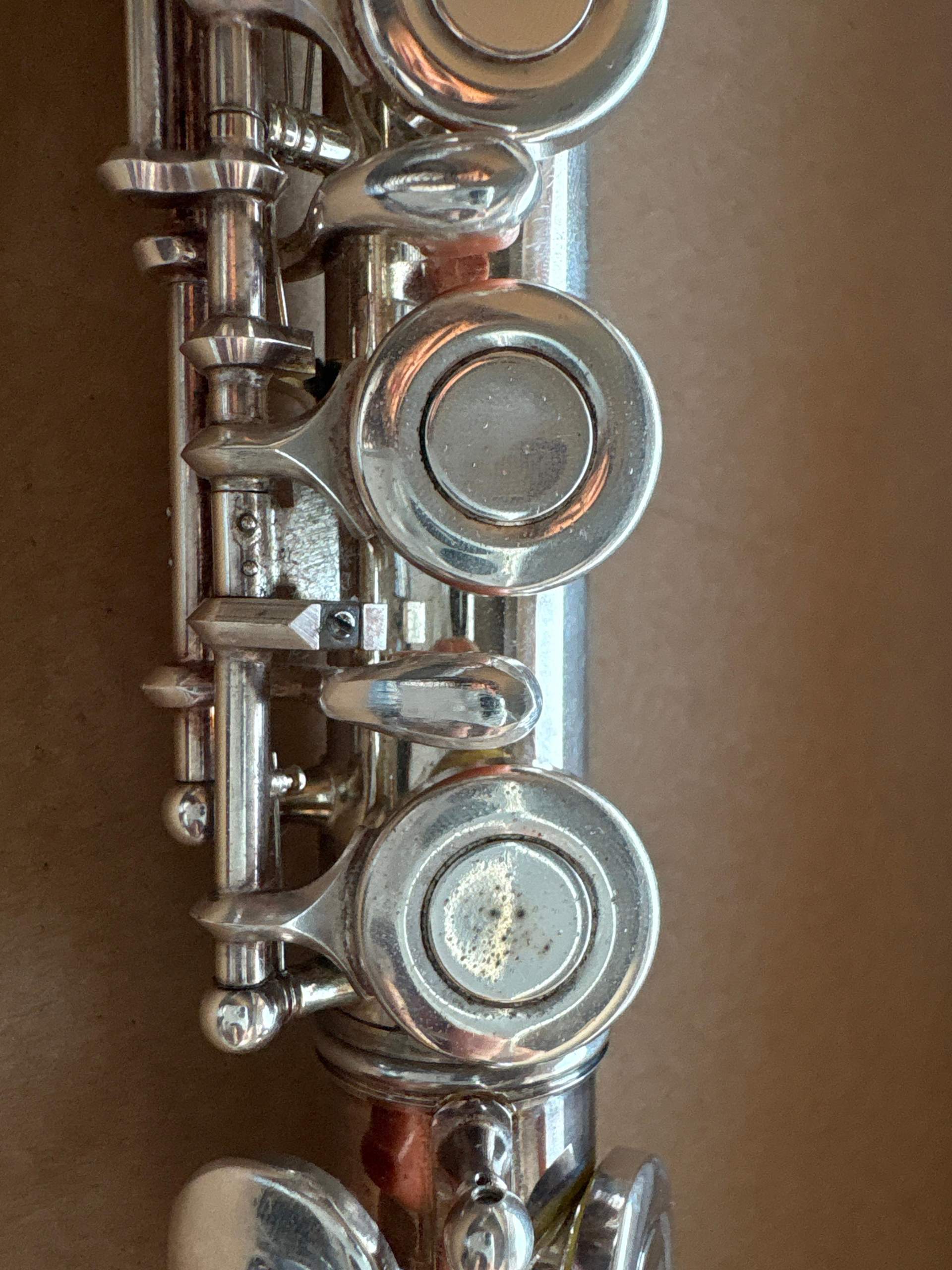 Punkte auf Querflöten Klappen? (Instrument, Musikinstrumente, Querflöte)