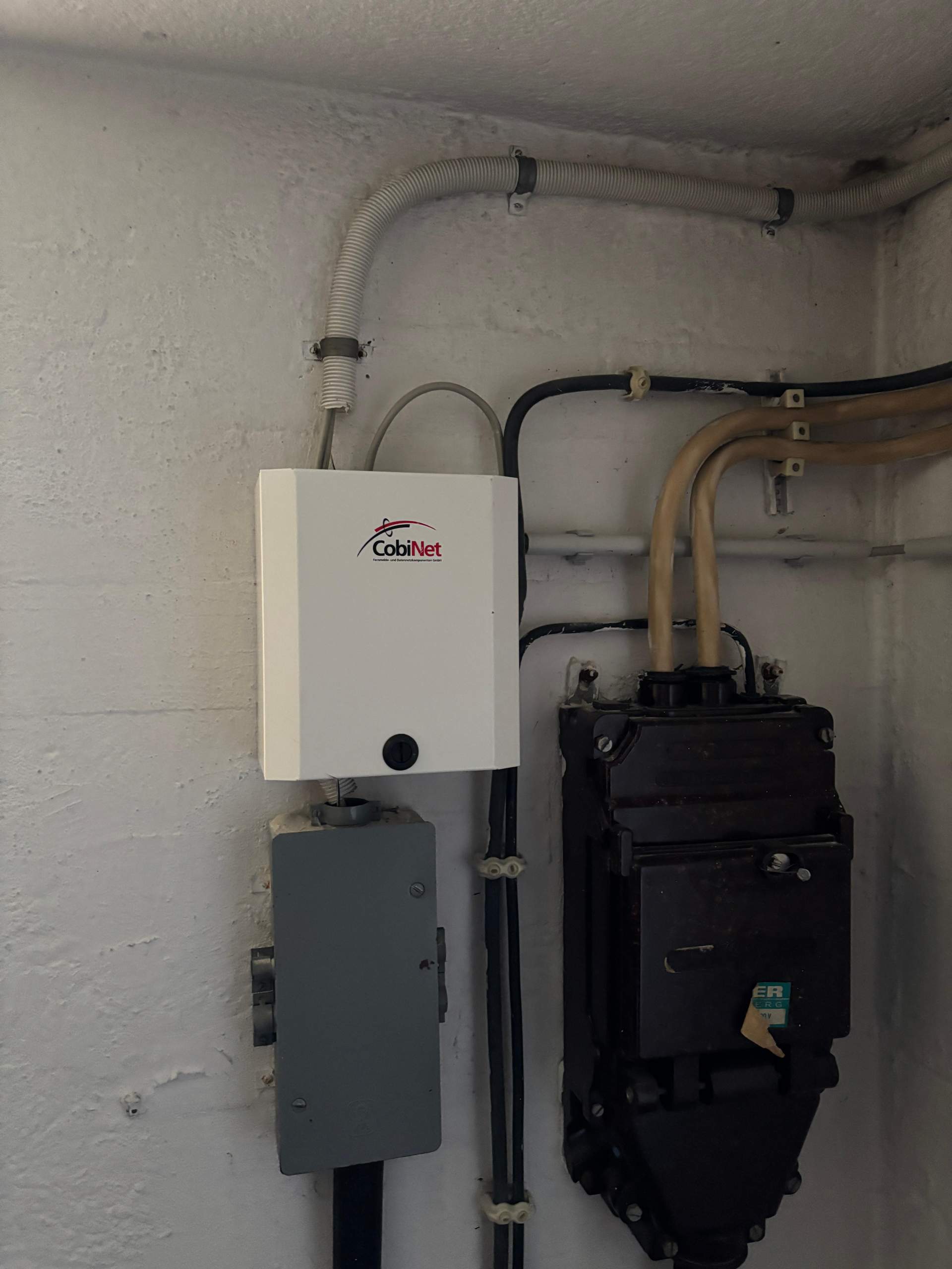 Reicht dem DSL Techniker der APL in einem Mehrfamilienhaus zum ...