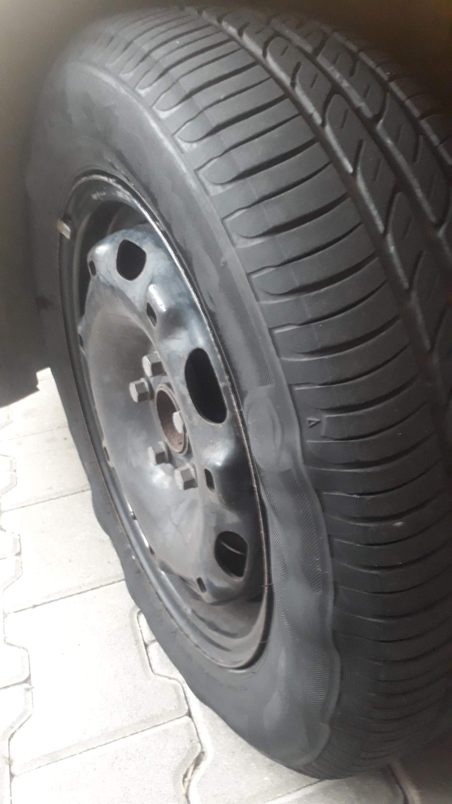 Reifen Auto sichtbare Beulen?