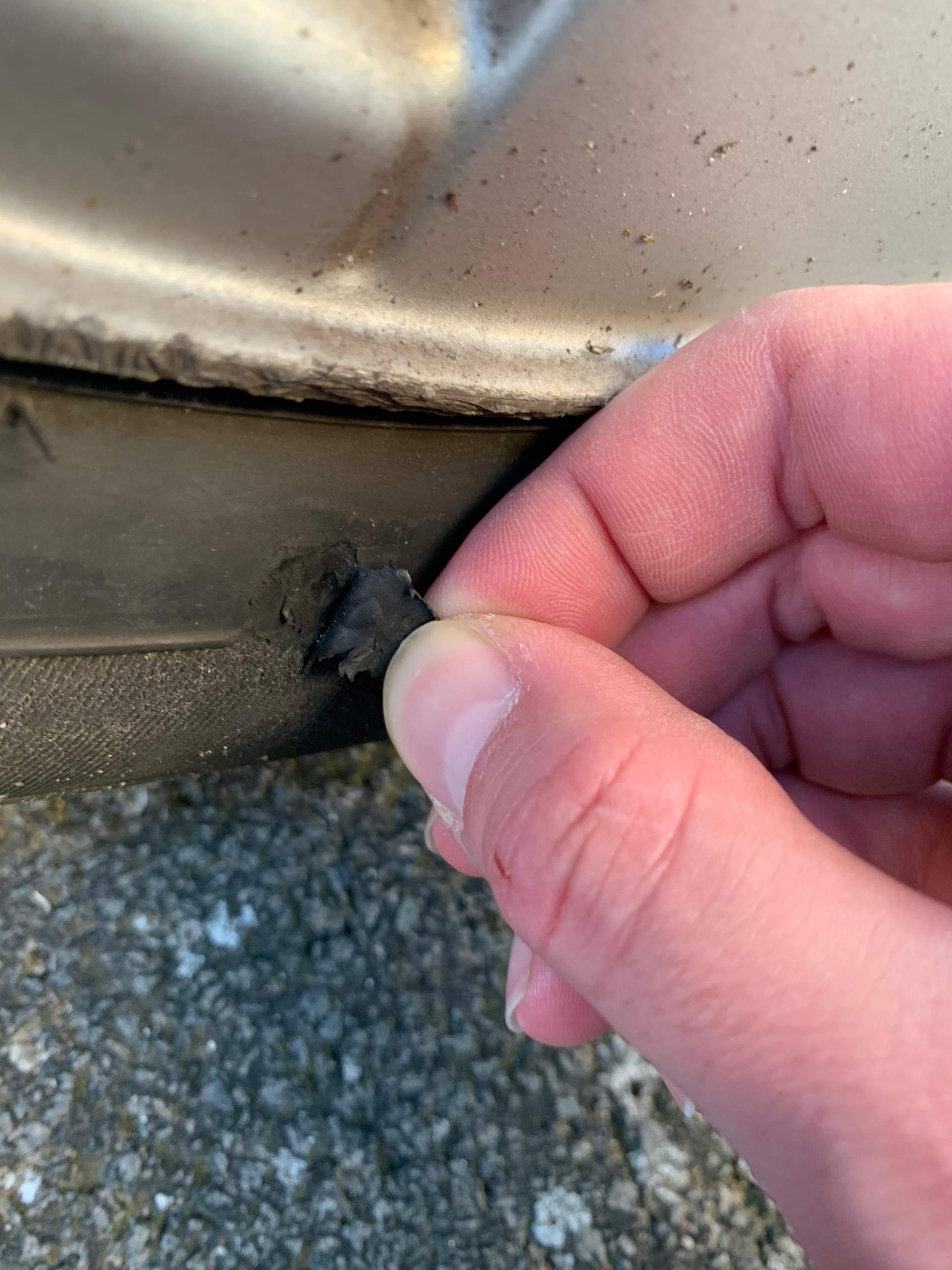 Reifen beschädigt am Bordstein - noch OK? (Auto und Motorrad)