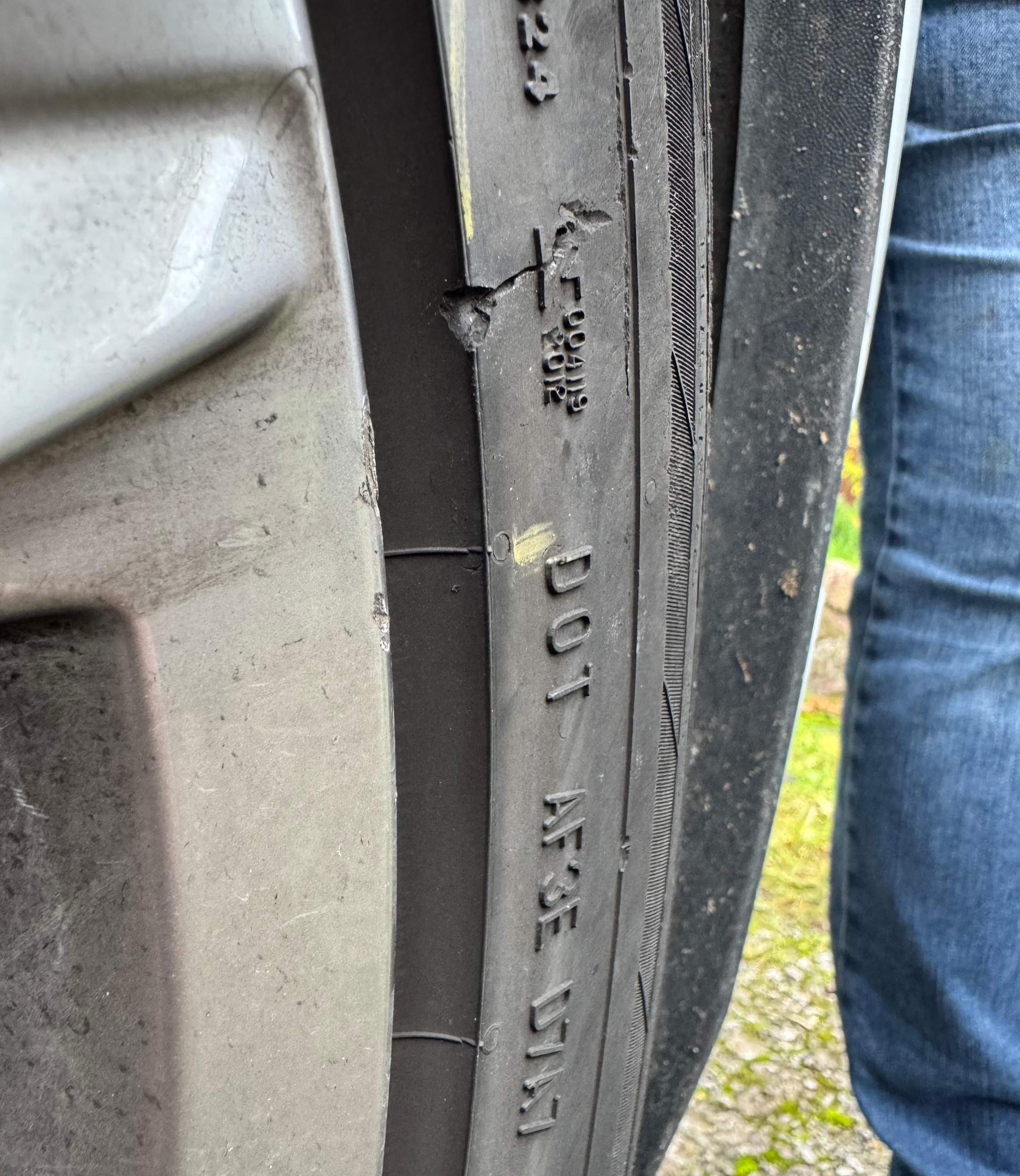 Reifenseite durch Bordstein leicht beschädigt. Fahren auf der Autobahn ...