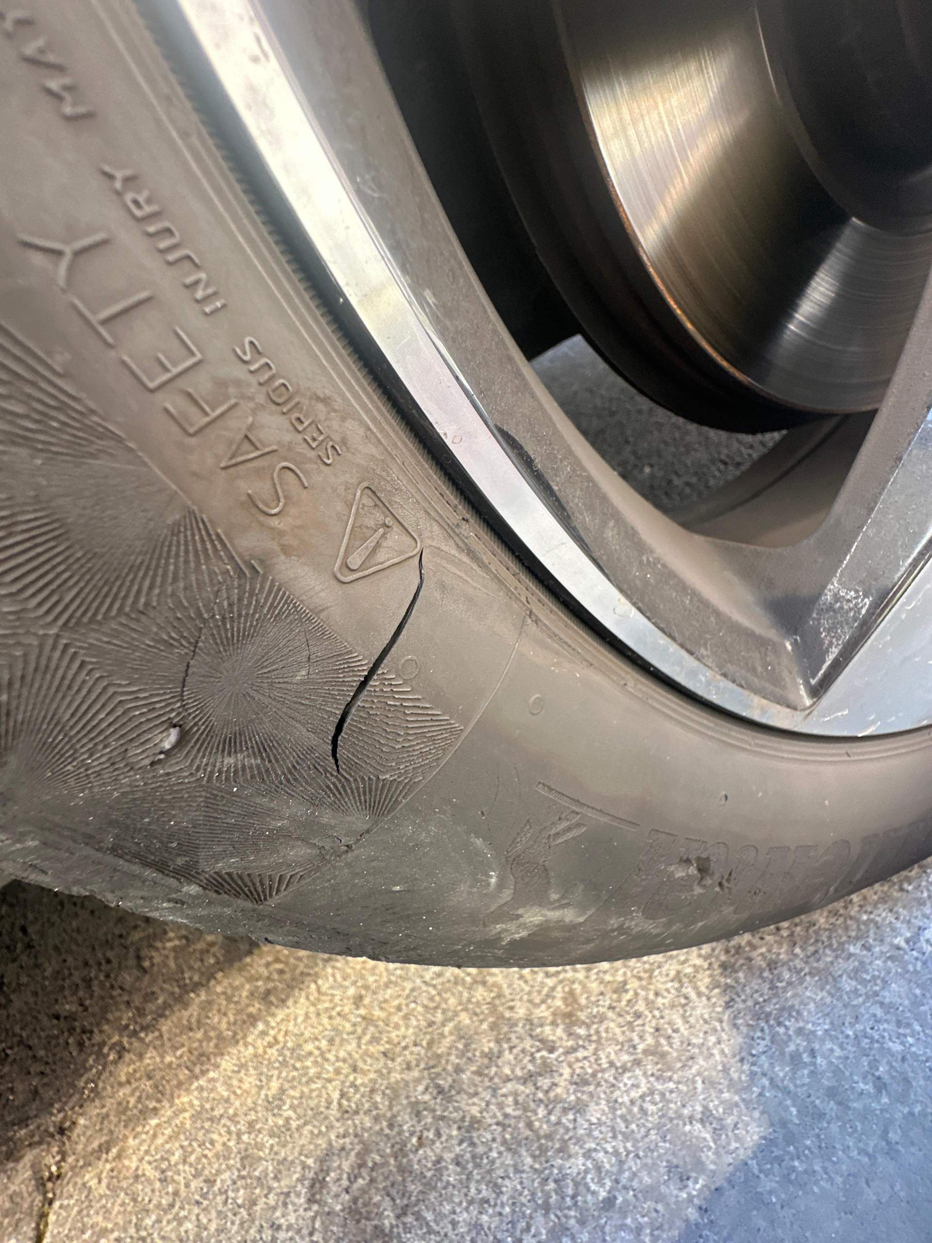 Riss im Reifen - sicher weiterfahren? (Werkstatt, Autofahren, Felgen)