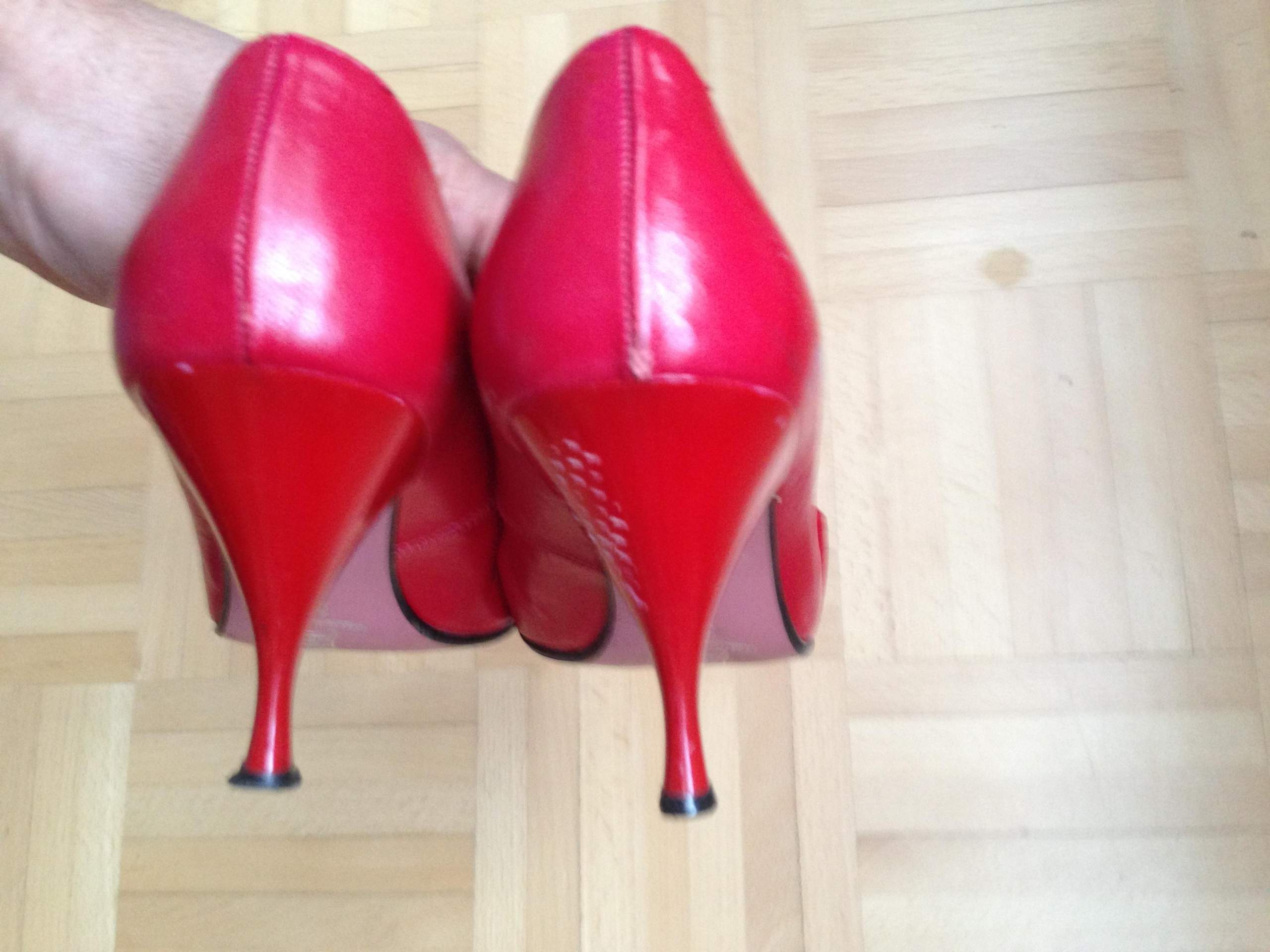 Rote Pumps zur Weihnachtsfeier angemessen? (High Heels, Stöckelschuhe)