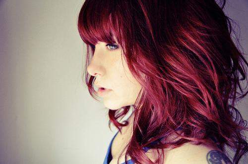 Rote/Lila(?) Haare mit Henna/Pflanzenfarbe (Chemie, Pflanzen, Haarfarbe)