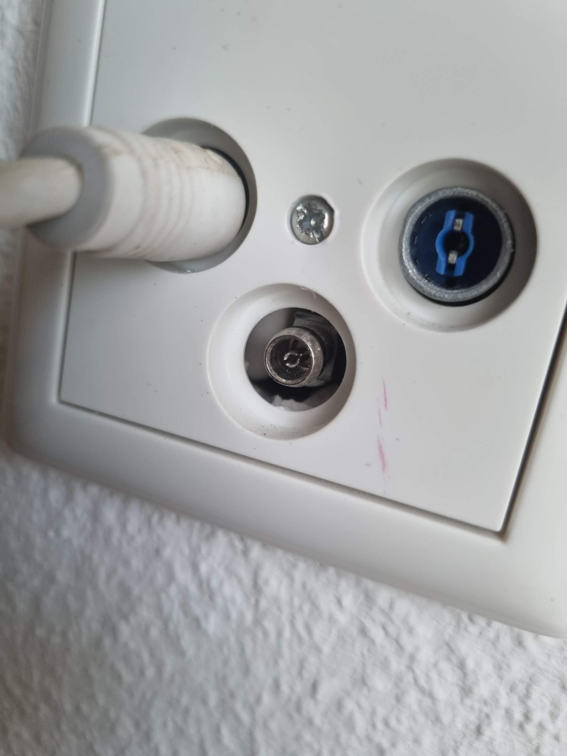 Router->Wand. Was ist das für ein Kabelanschluss? (Internet, FRITZ!Box ...