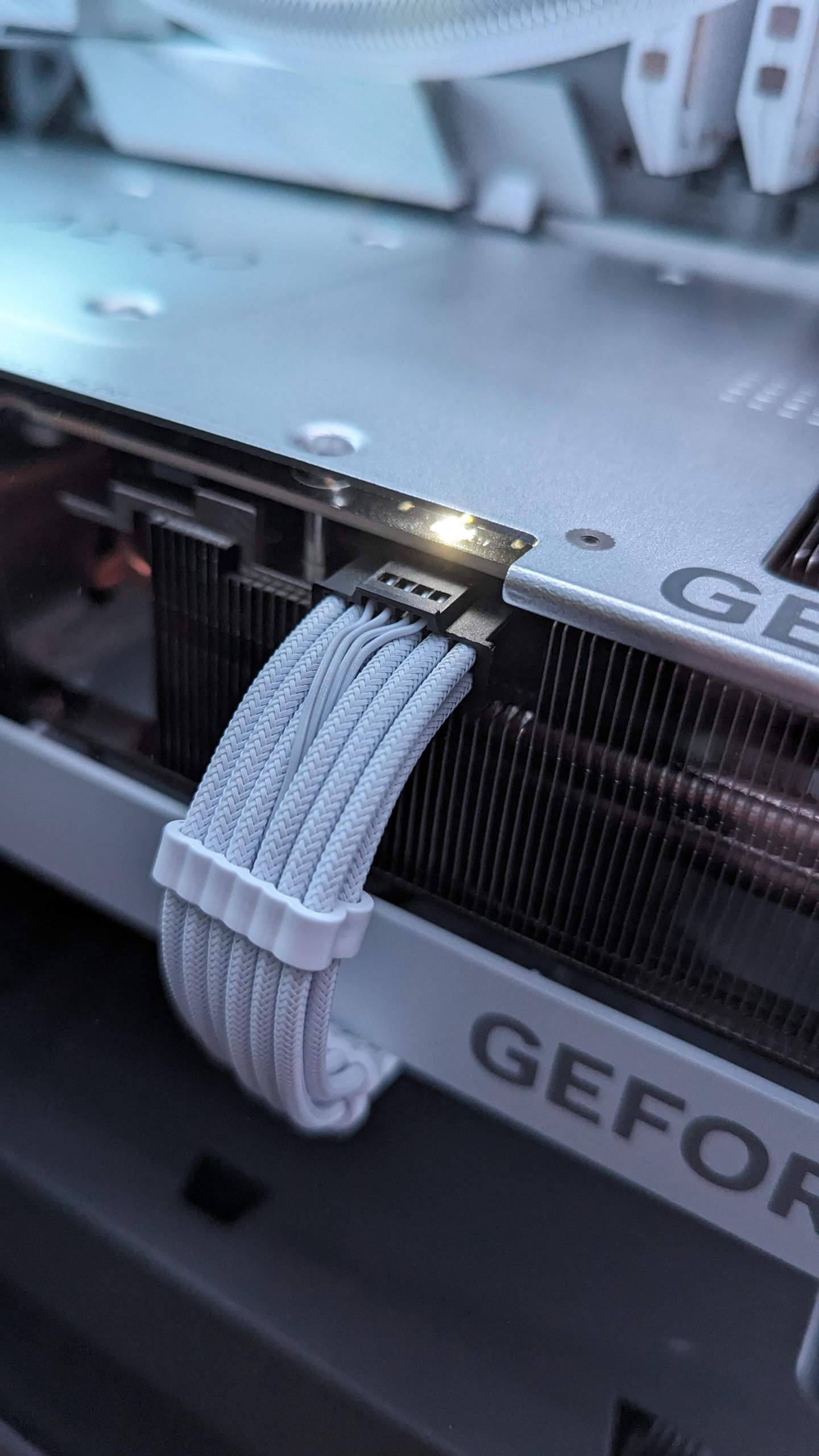 Rtx 4080 Led blinkt bei hoher Auslastung? (Gaming PC, Nvidia, GPU)