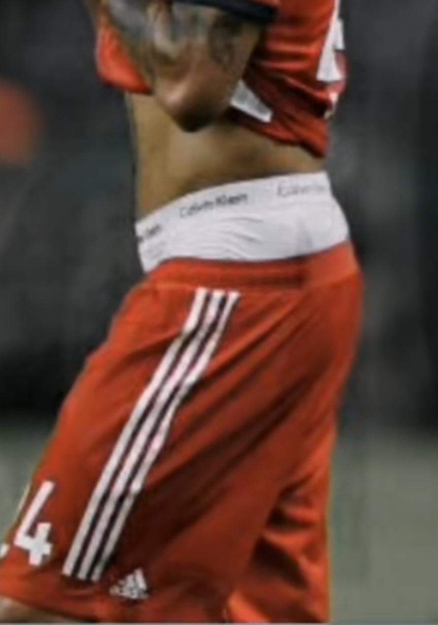 Saggen beim Sport? (Fußball, Pubertät, Unterhose)