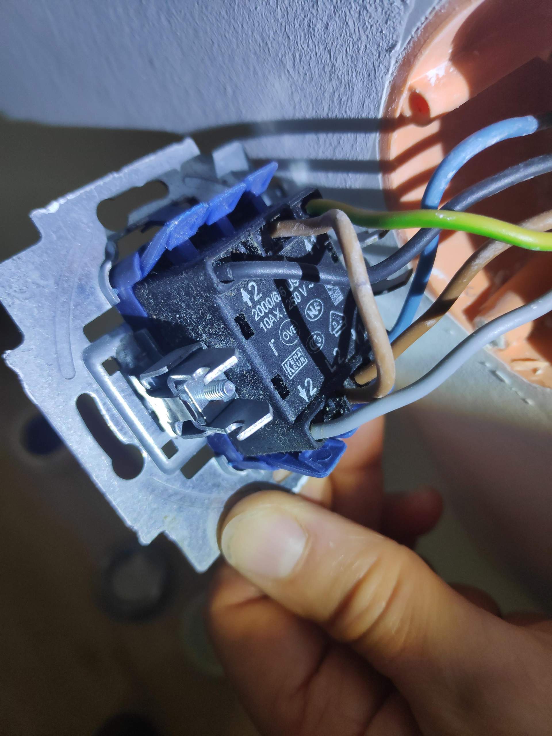 Schaltet der Elektriker da den Null-Leiter? (Elektroinstallation ...