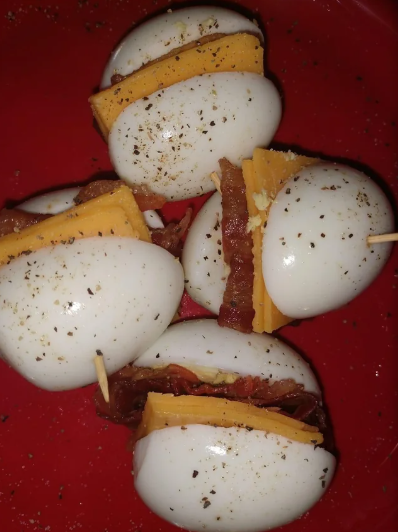 Schmeckt euch die Kombination aus Bacon, Ei und Käse? (Eier)