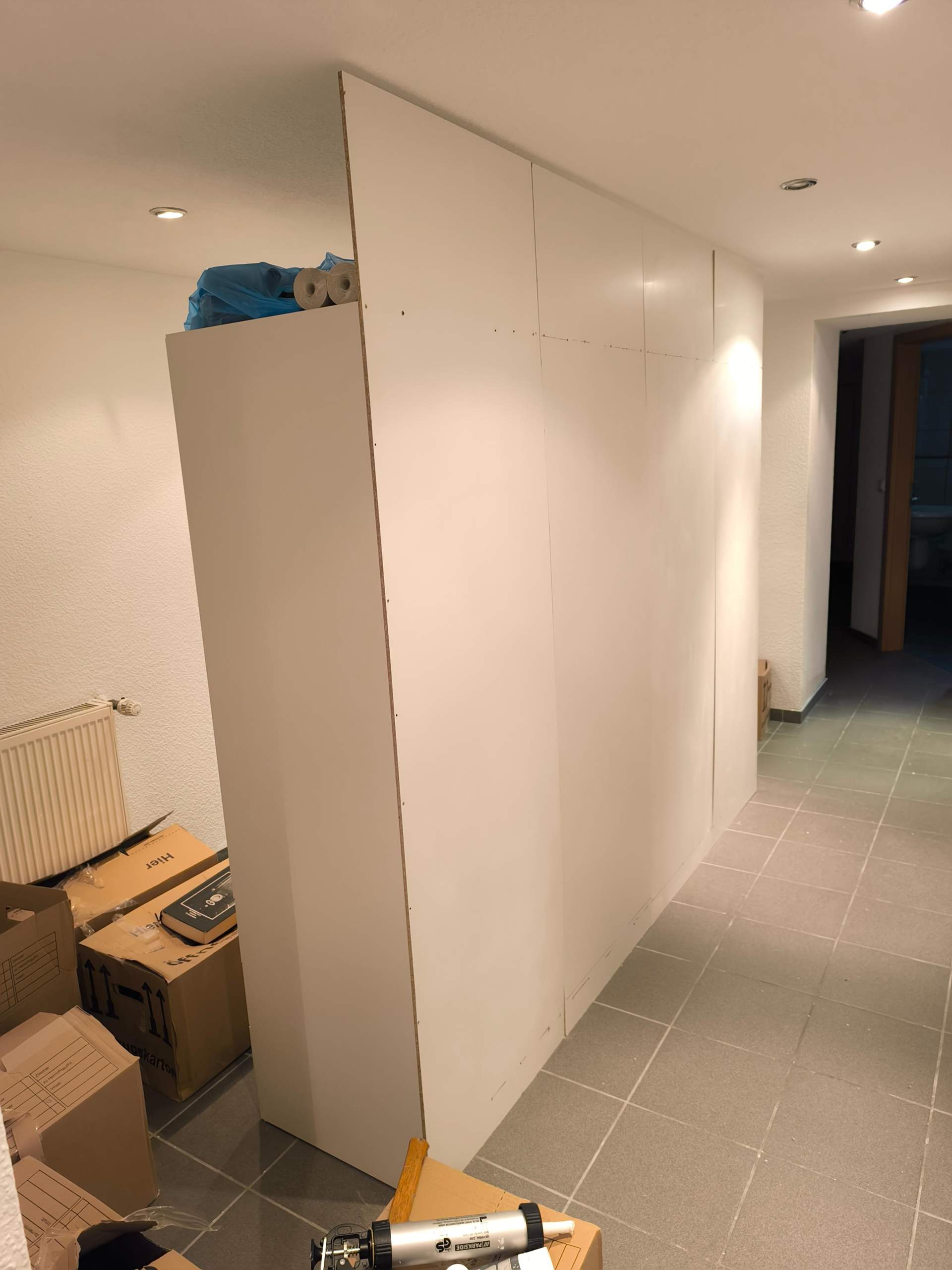 Faszinierend Kleiderschrank Als Raumteiler Rückwand Verkleiden Bild