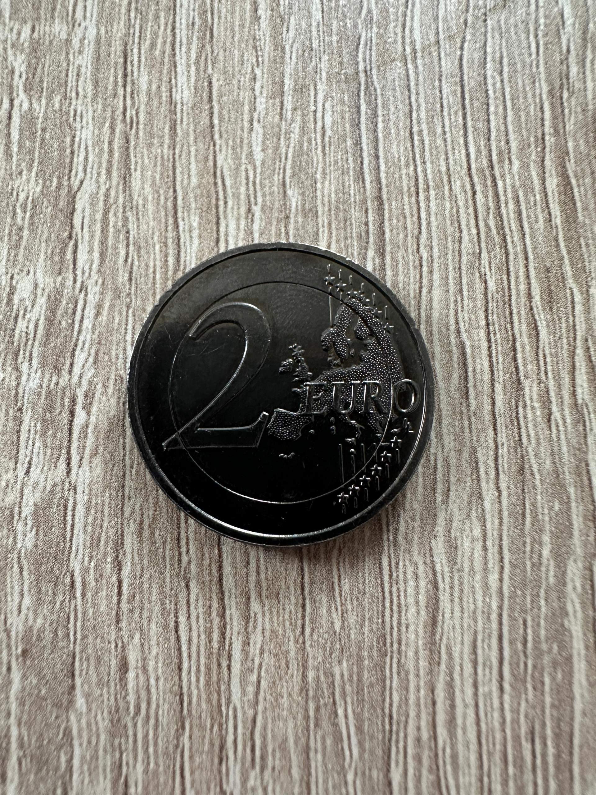 Schwarze 2€ Münze. Verfärbt oder gehört die so? (Wert, Euro, Münzen)