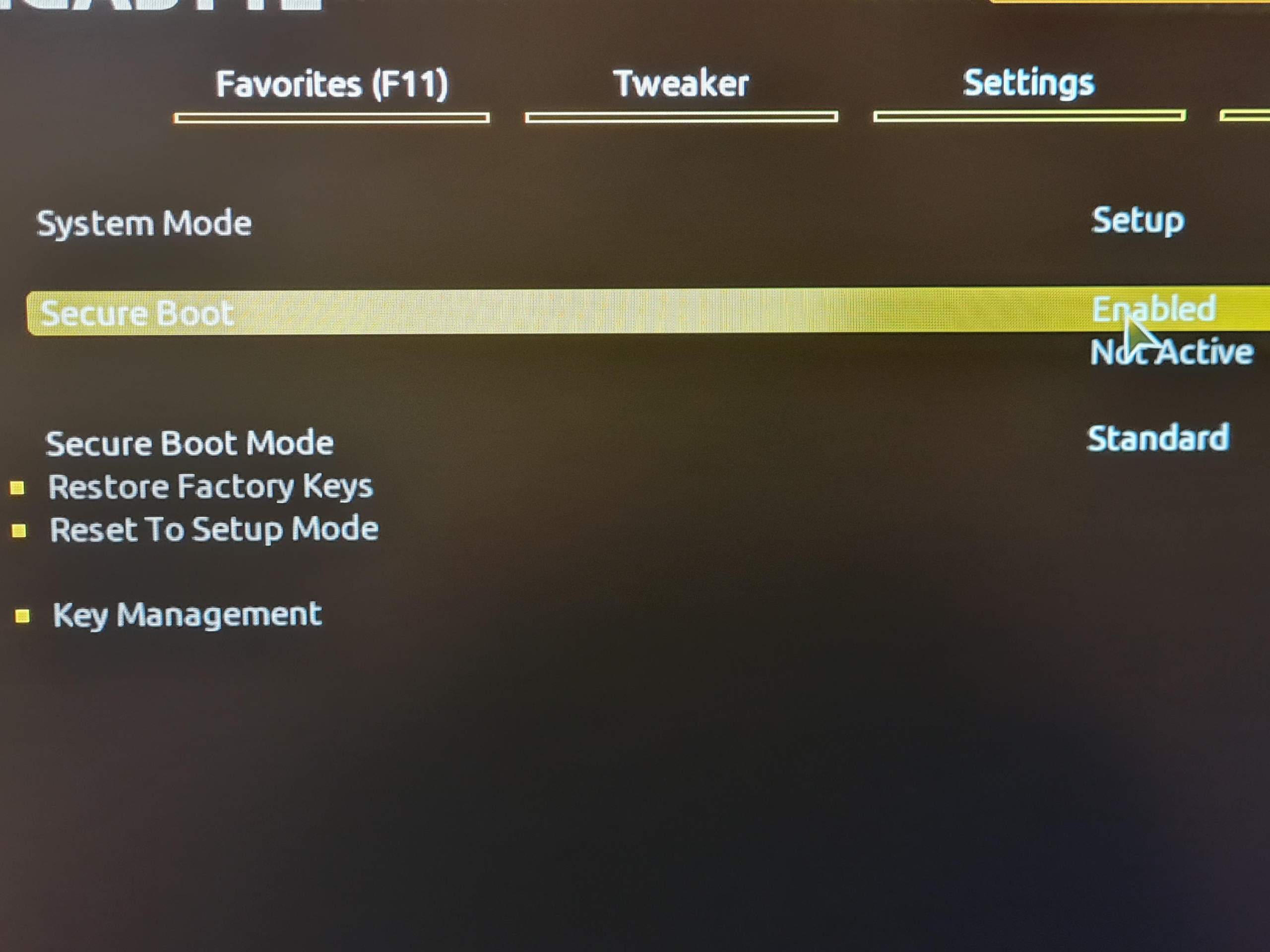 Secure boot im BIOS on aber im main off? (Error, Valorant)