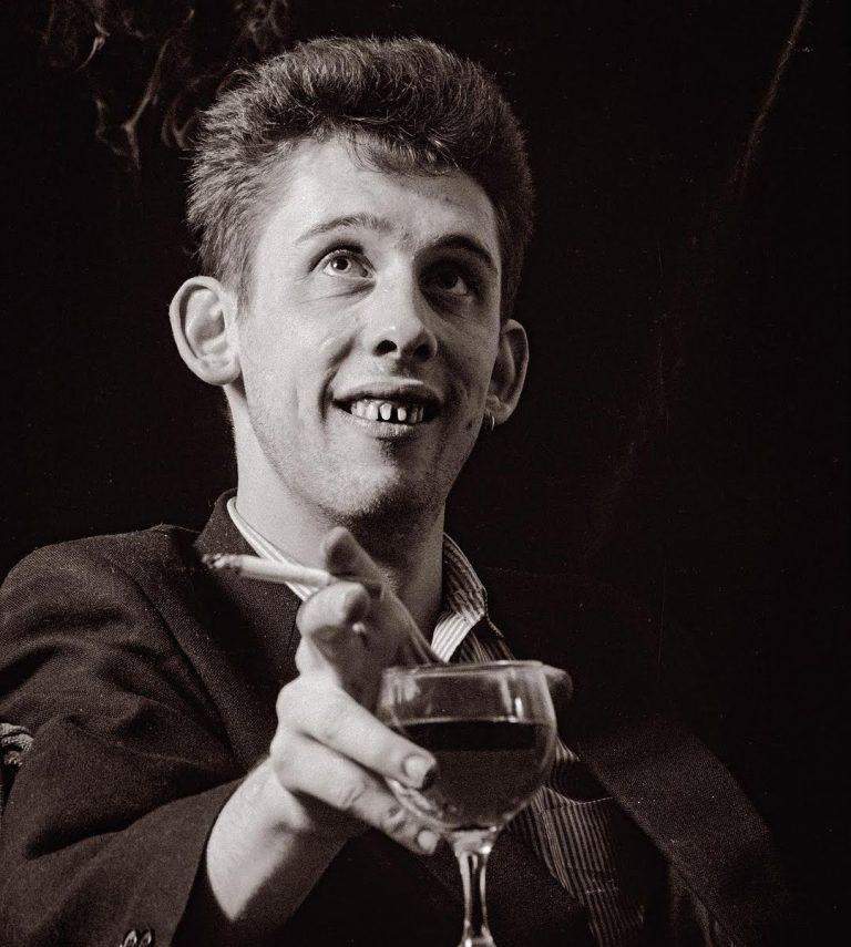 Shane MacGowan, der Sänger der Pogues, ist gestern verstorben. Sind ...