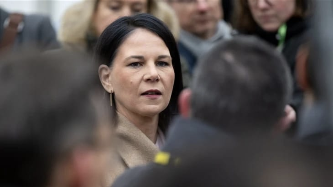 Sieht Annalena Baerbock mit ihrem Make-Up ansprechend aus? (Politik ...