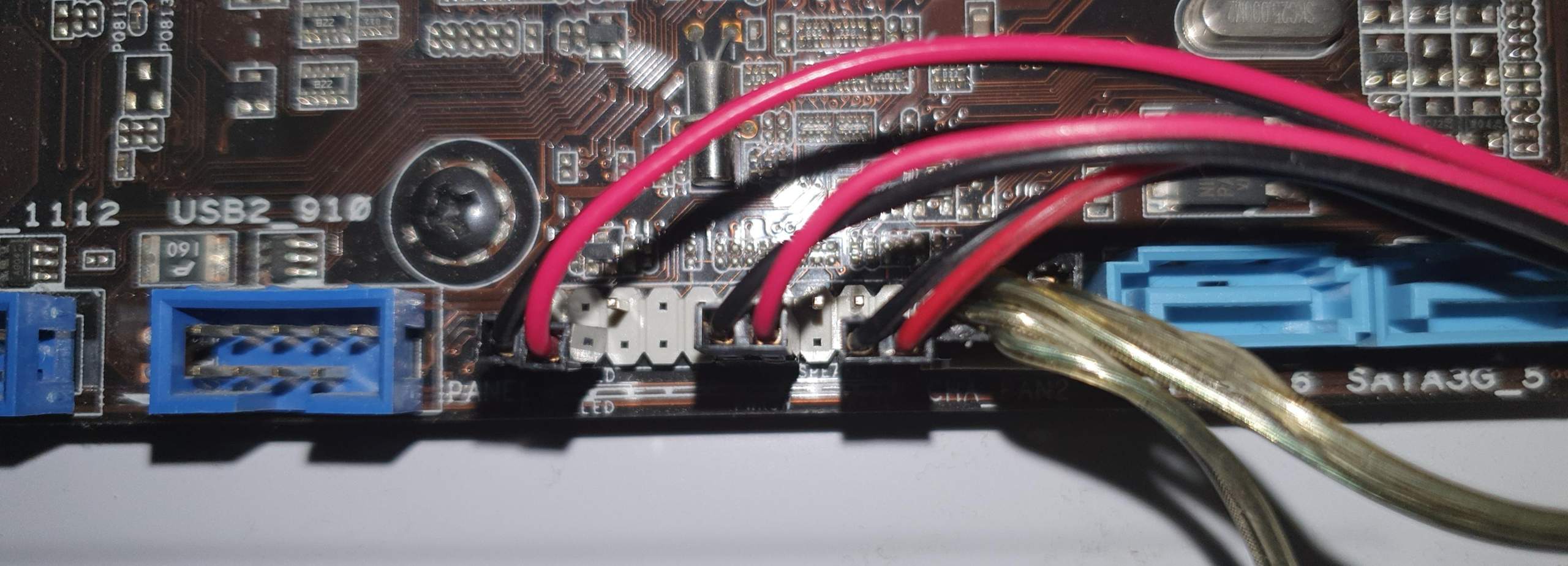 Sind die Kabel an den Anschlüssen vom Mainboard richtig angeschlossen ...