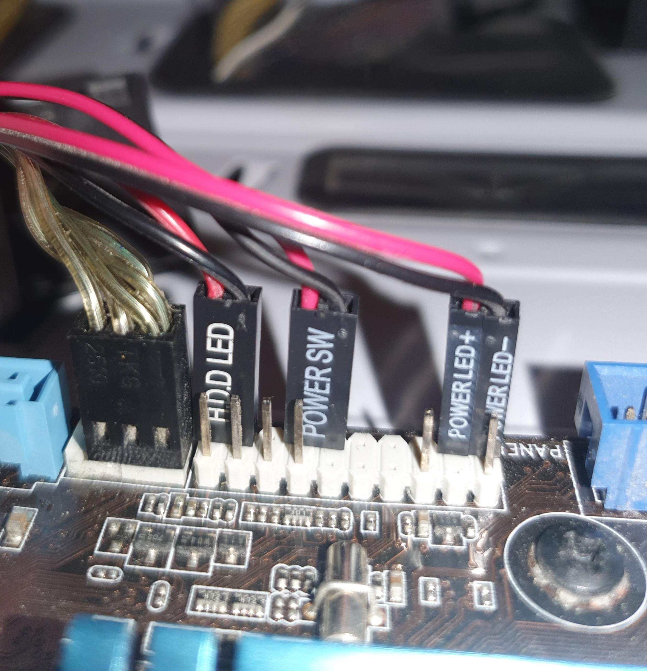 Sind die Kabel an den Anschlüssen vom Mainboard richtig angeschlossen ...