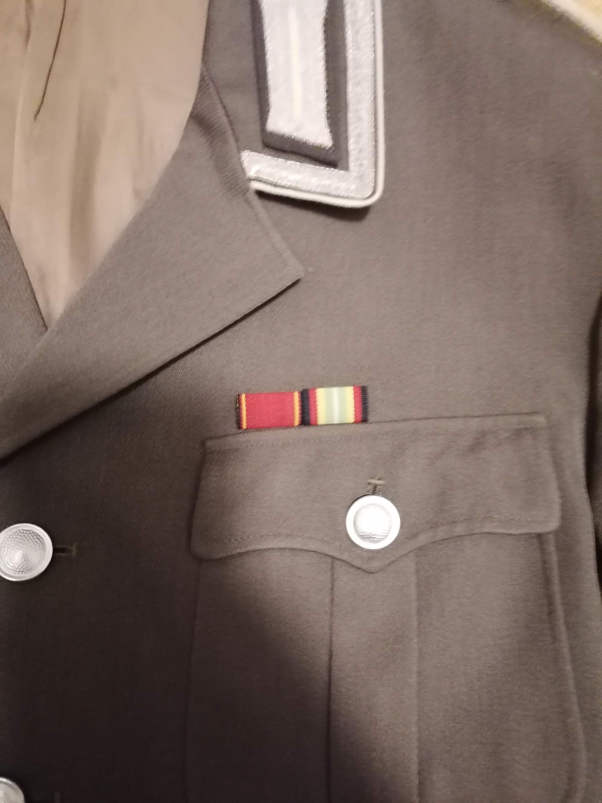Sitzen die Abzeichen so richtig bei der NVA Uniform? (DDR, Orden)