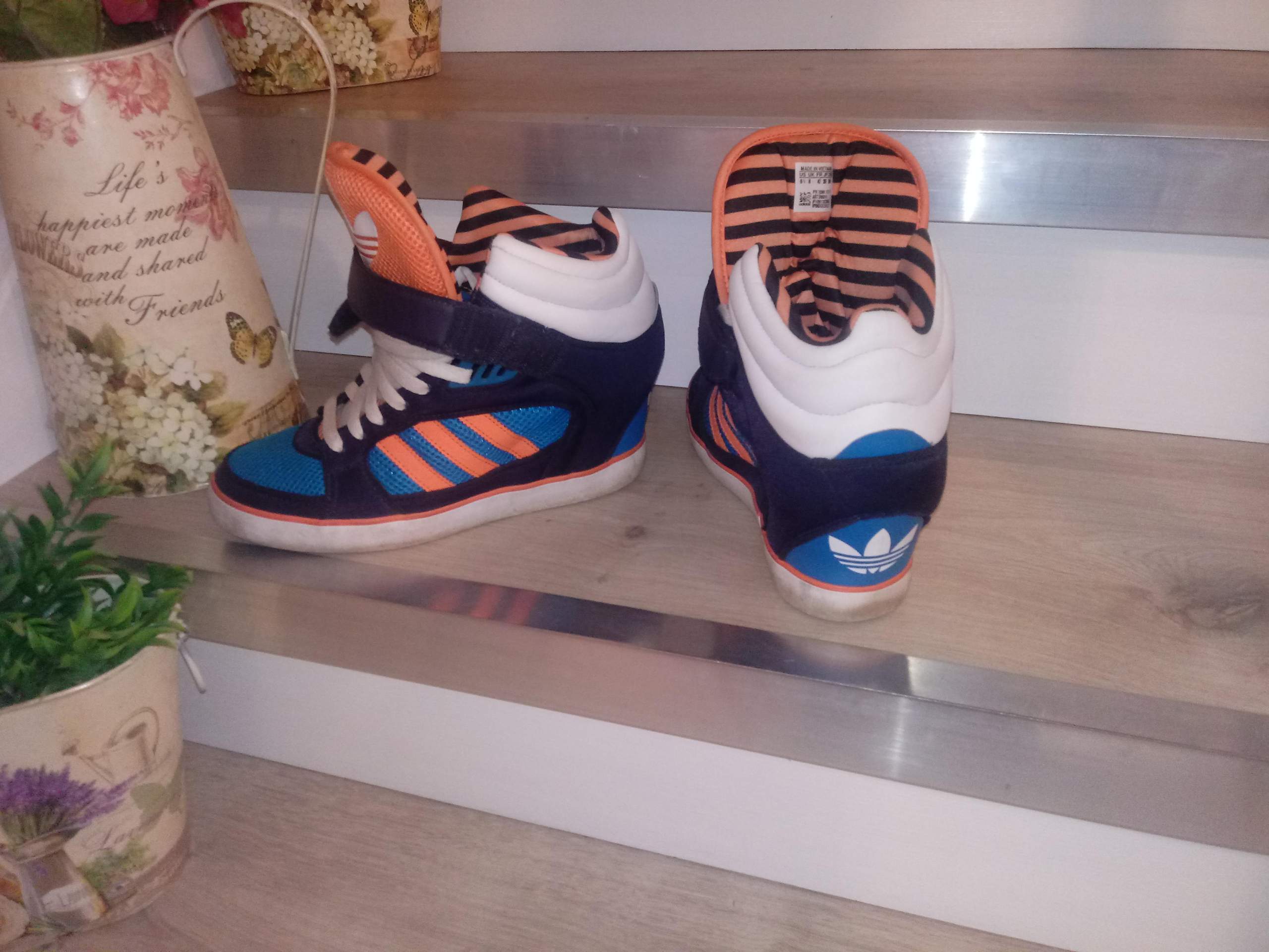 Sneaker Wedge, Keilsneaker, Turnschuhe mit Absatz? (Keilabsatz)