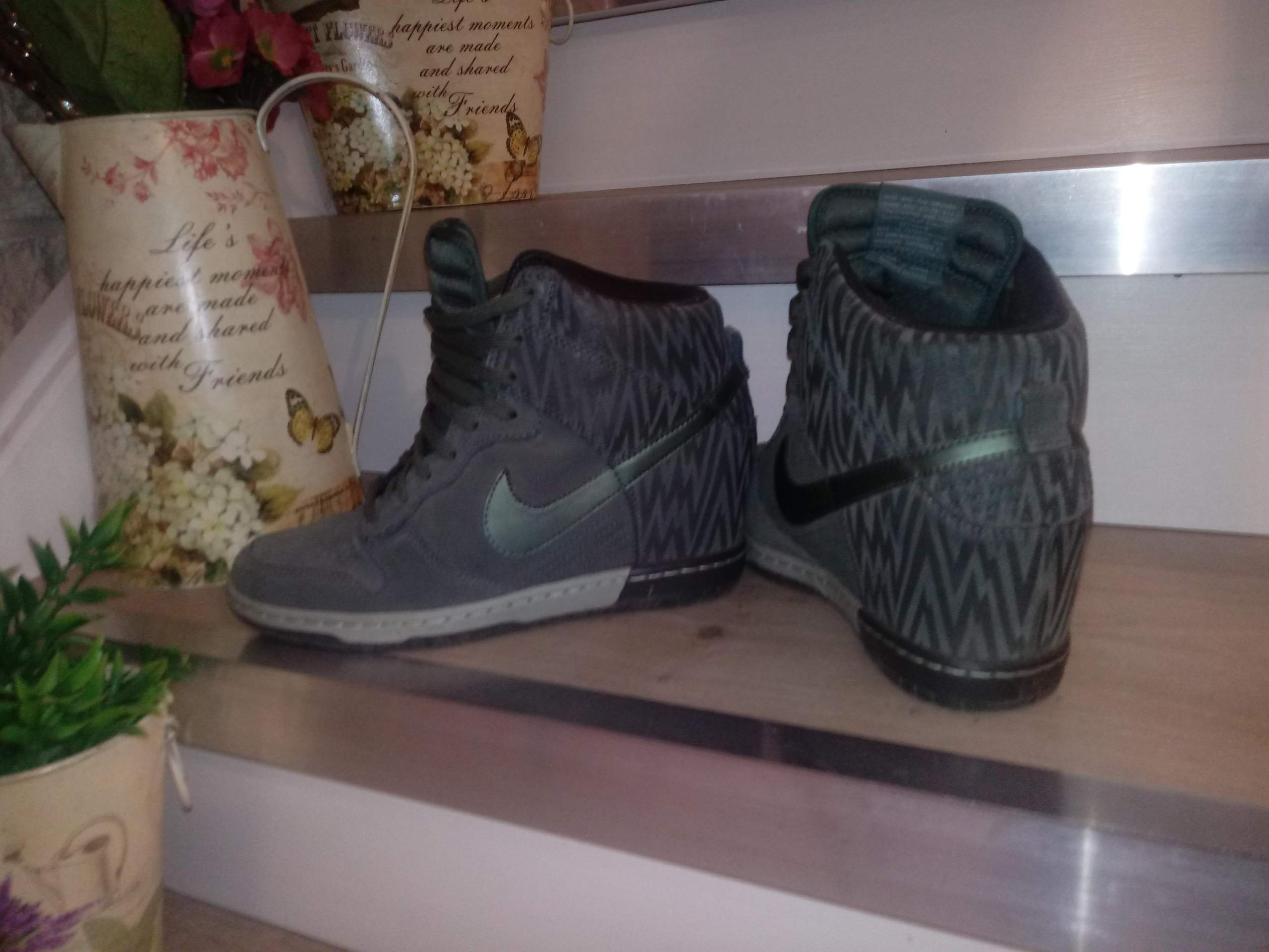 Sneaker Wedge, Keilsneaker, Turnschuhe mit Absatz? (Keilabsatz)