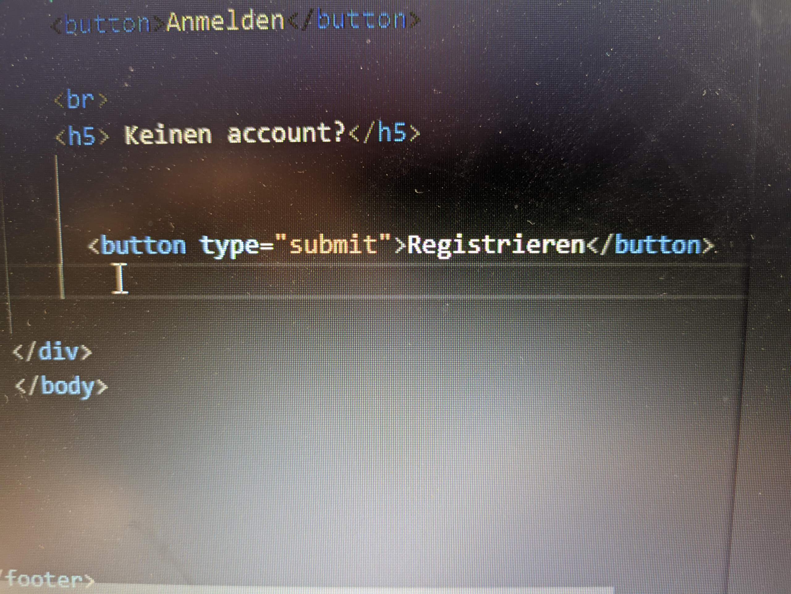 Sobald tag hinzugefügt wird verkleinert sich der Registrieren Button? (Webseite, HTML, CSS)