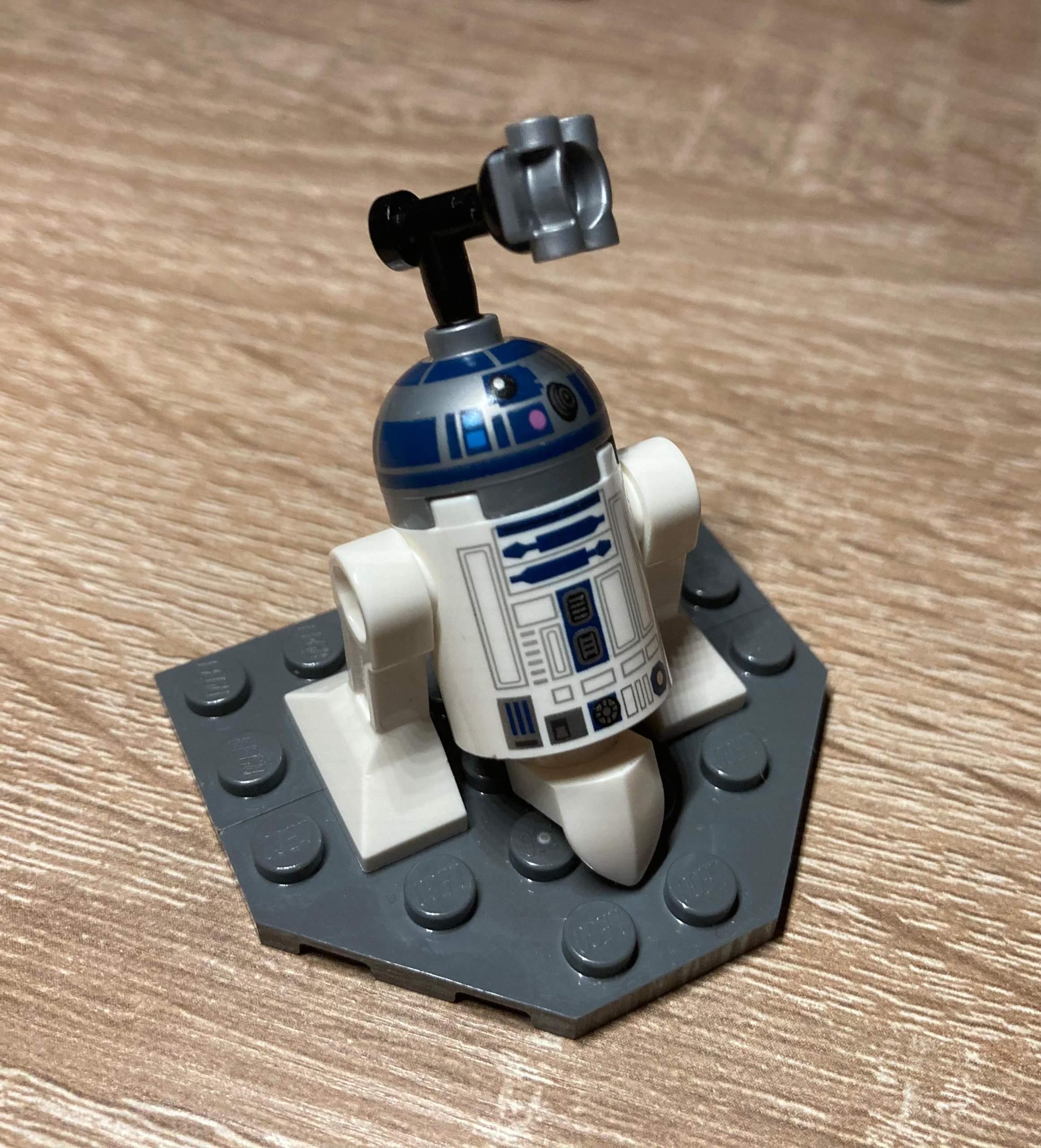 Sollte die Lego Figur von R2D2 solche Details haben? (Star Wars, Lego Star Wars, Lego-Figuren)