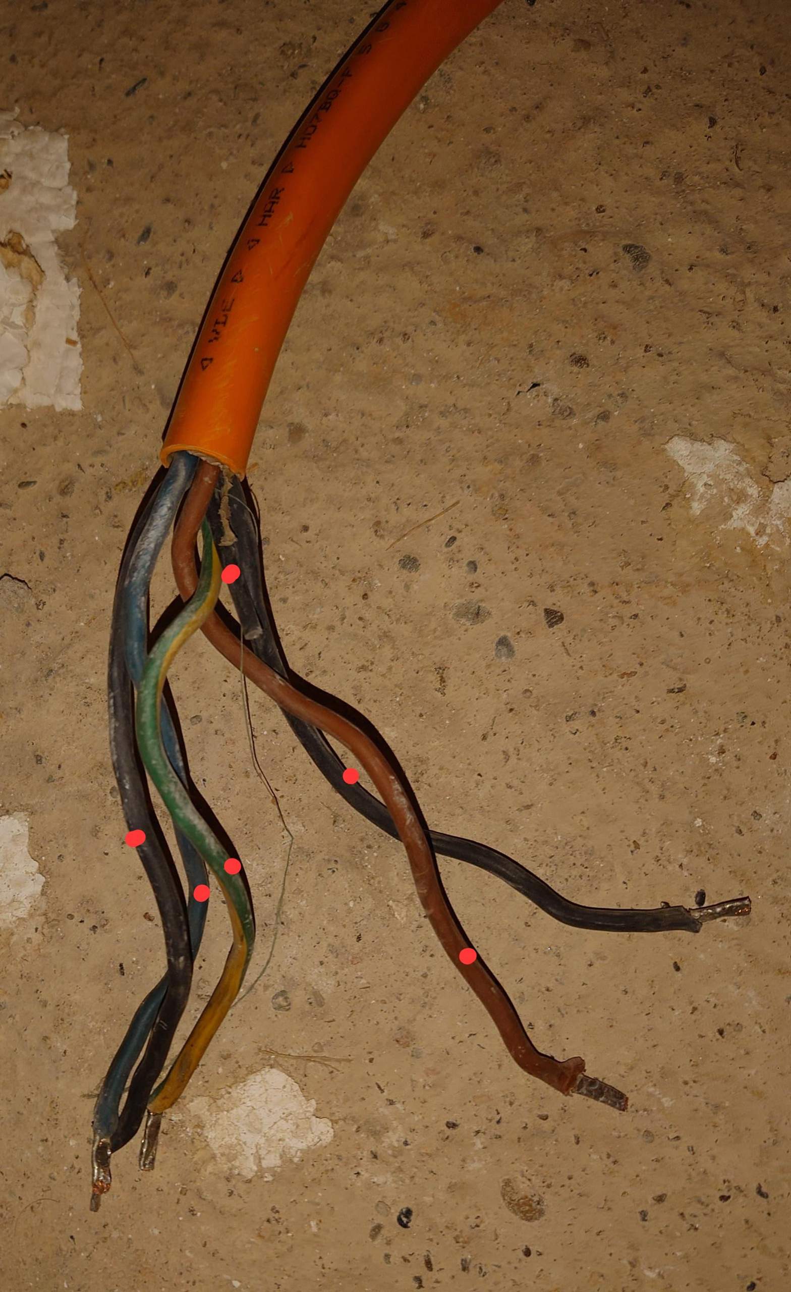 Starkstrom Baustellenverteiler - Neutralleiter mit der Erde verbunden ...