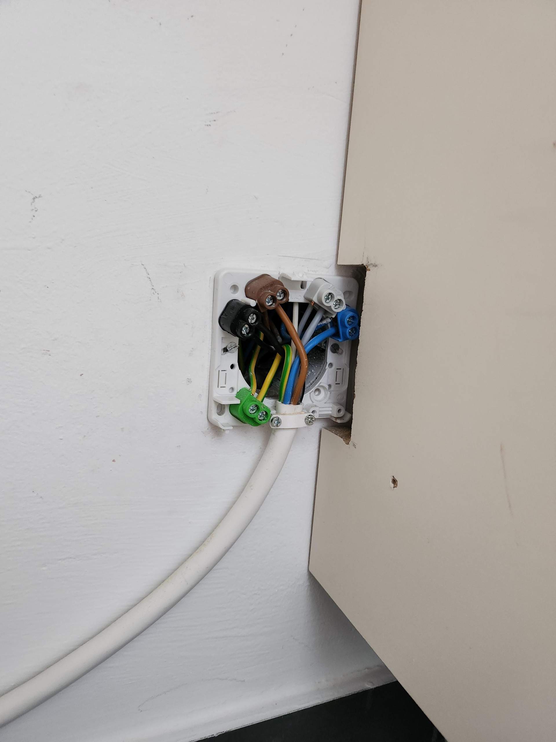 Starkstromdose hat auf zwei Leitungen kein Strom? (Elektrik, Küche ...