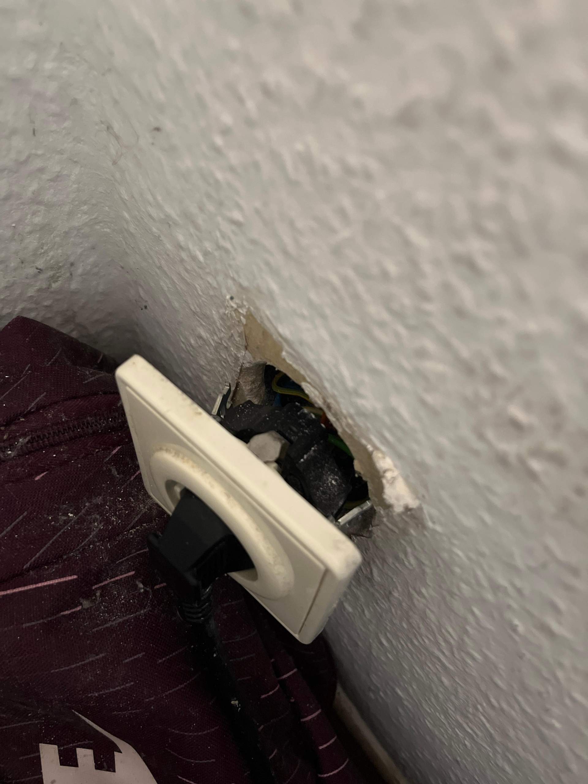 Steckdose Hngt Aus Der Wand