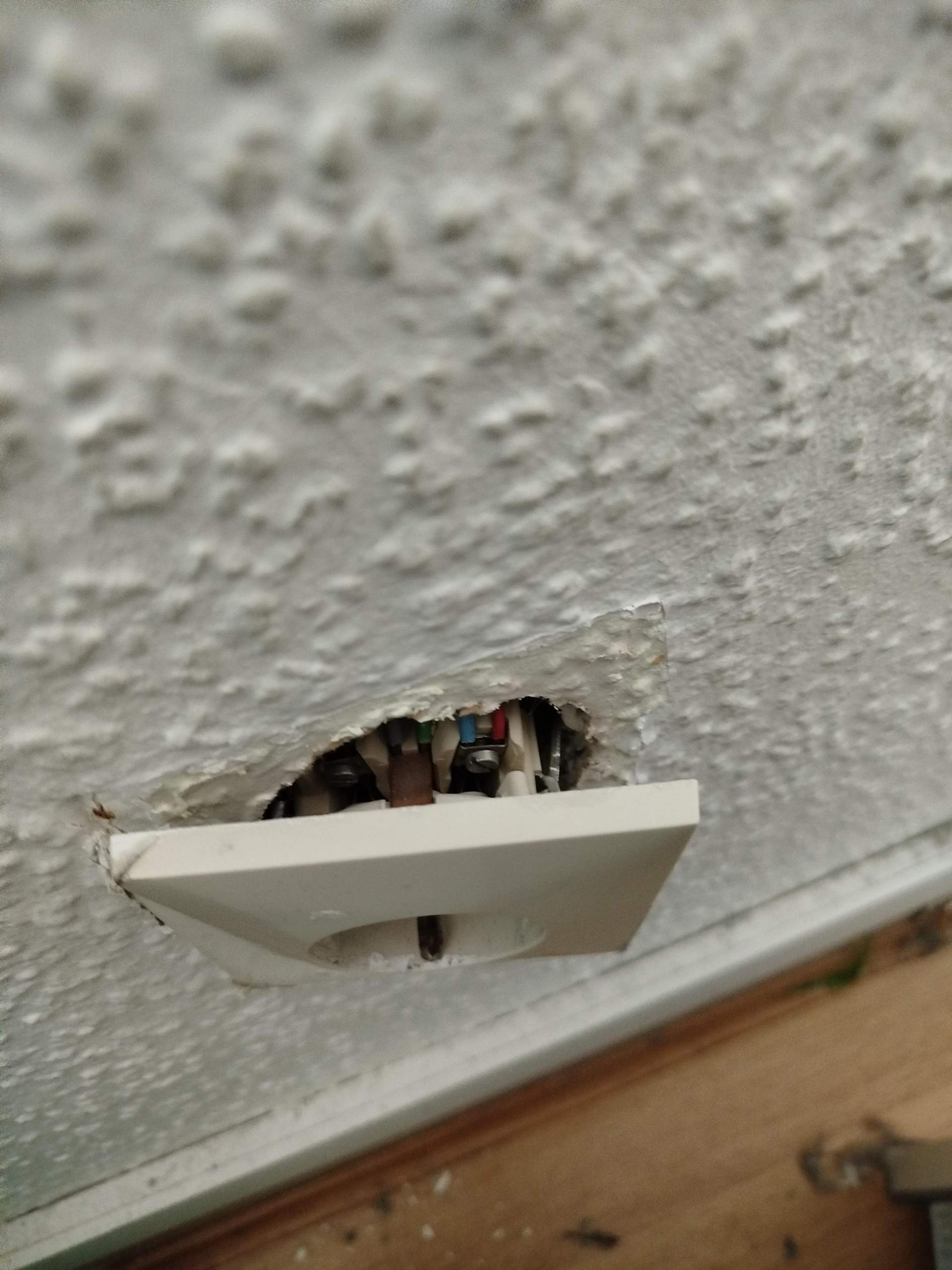 Steckdose komplett aus der Wand gerissen? (Strom, Elektrik)