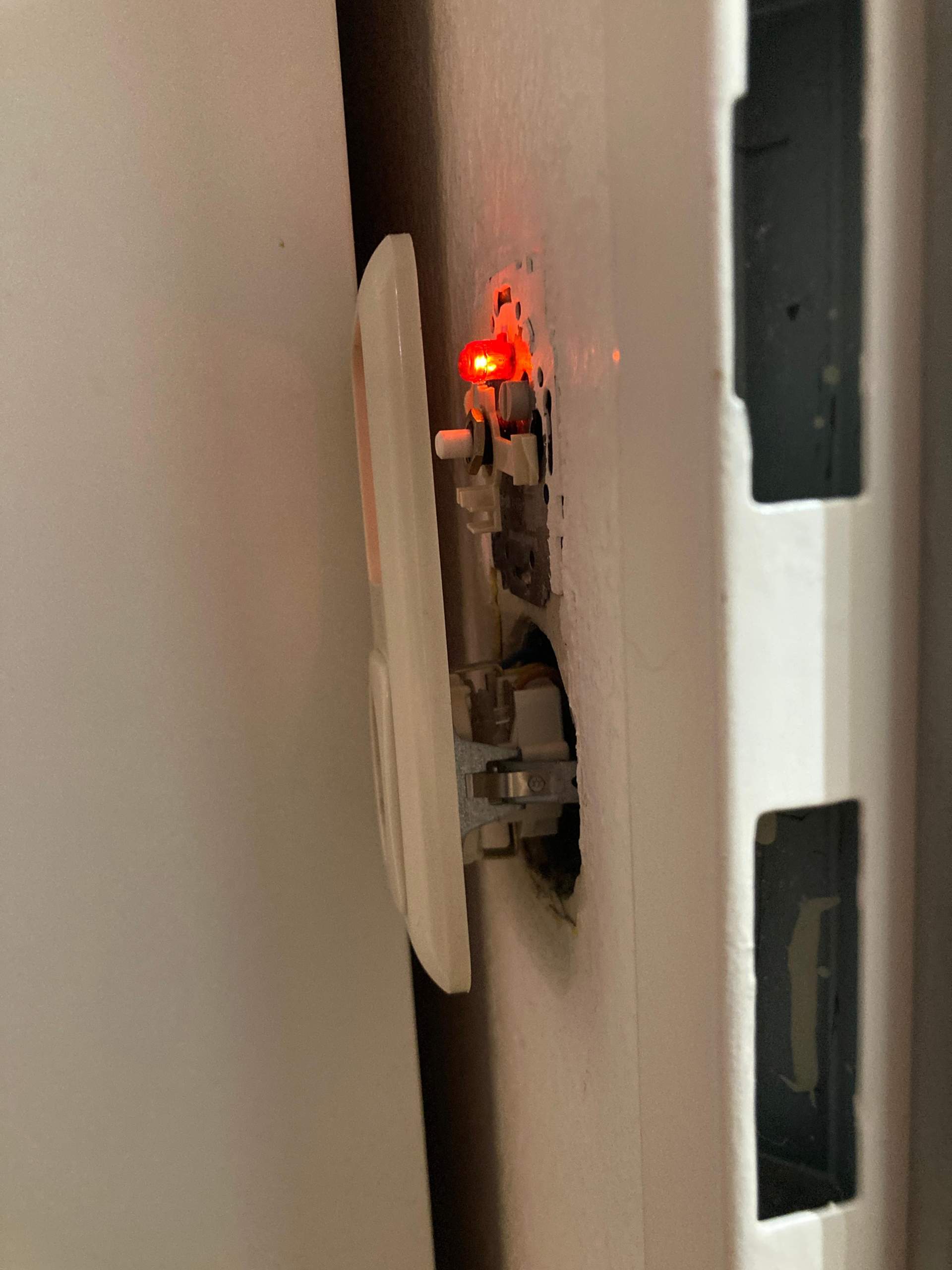 Steckdose teilweise aus der Wand gerissen. Wie repariert man das und ...