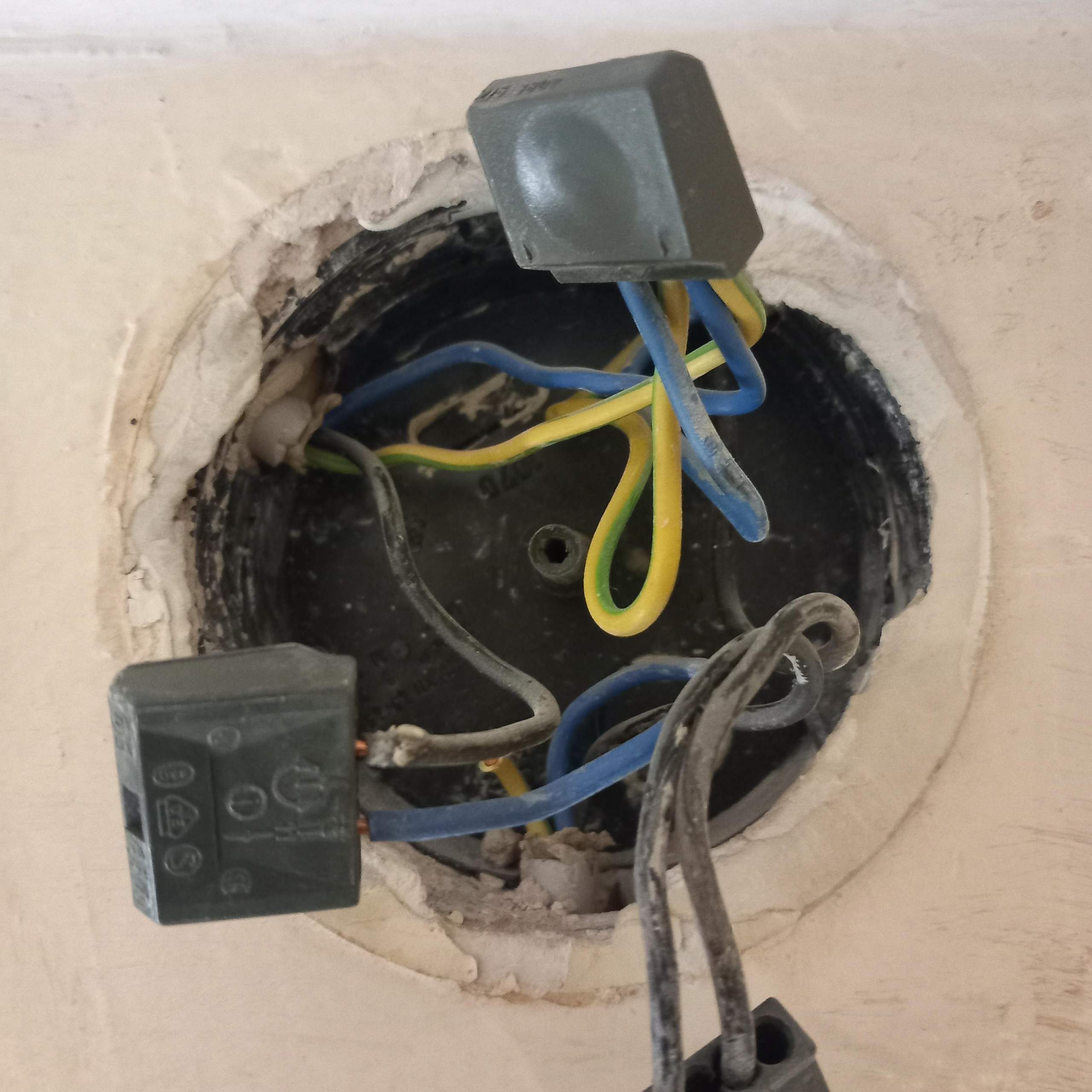 Steckdose...Ich habe auf einer Steckdose einen Strom von knapp 10 Volt ...