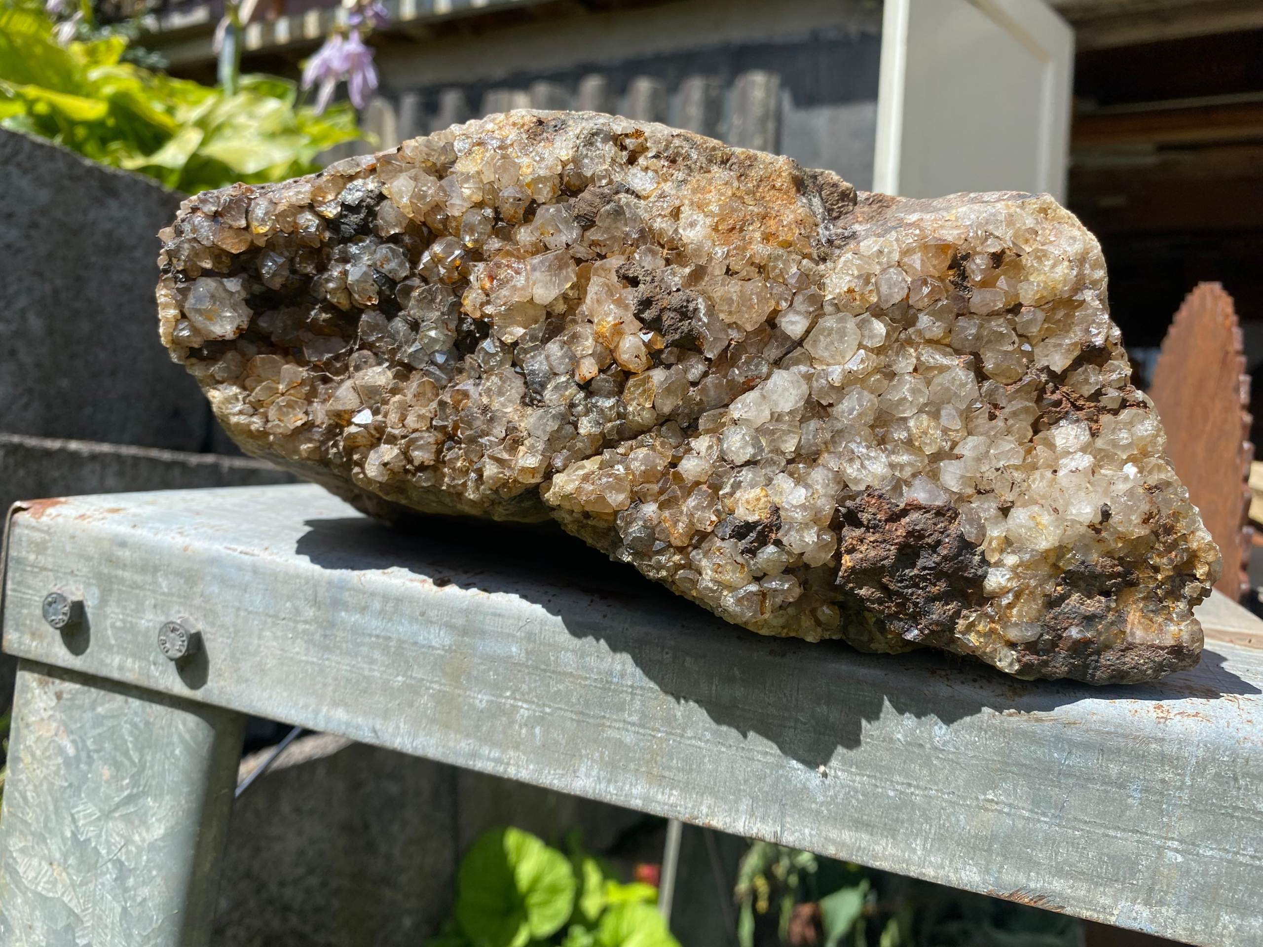 Stein im meine Garten gefunden was sind die kleinen kristallen ...
