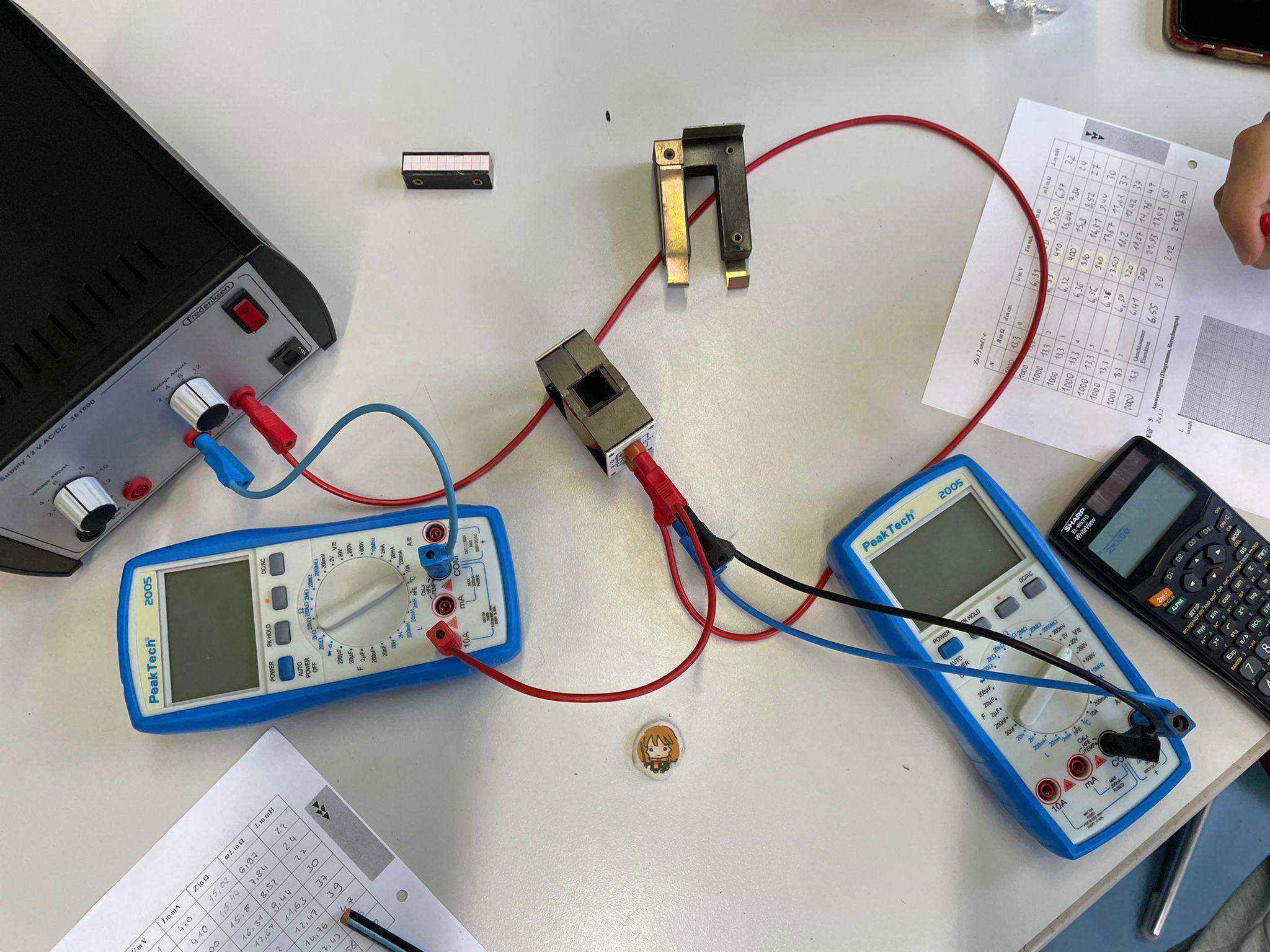 Stromstärke und Spannung Spule? (Schule, Technik, Technologie)