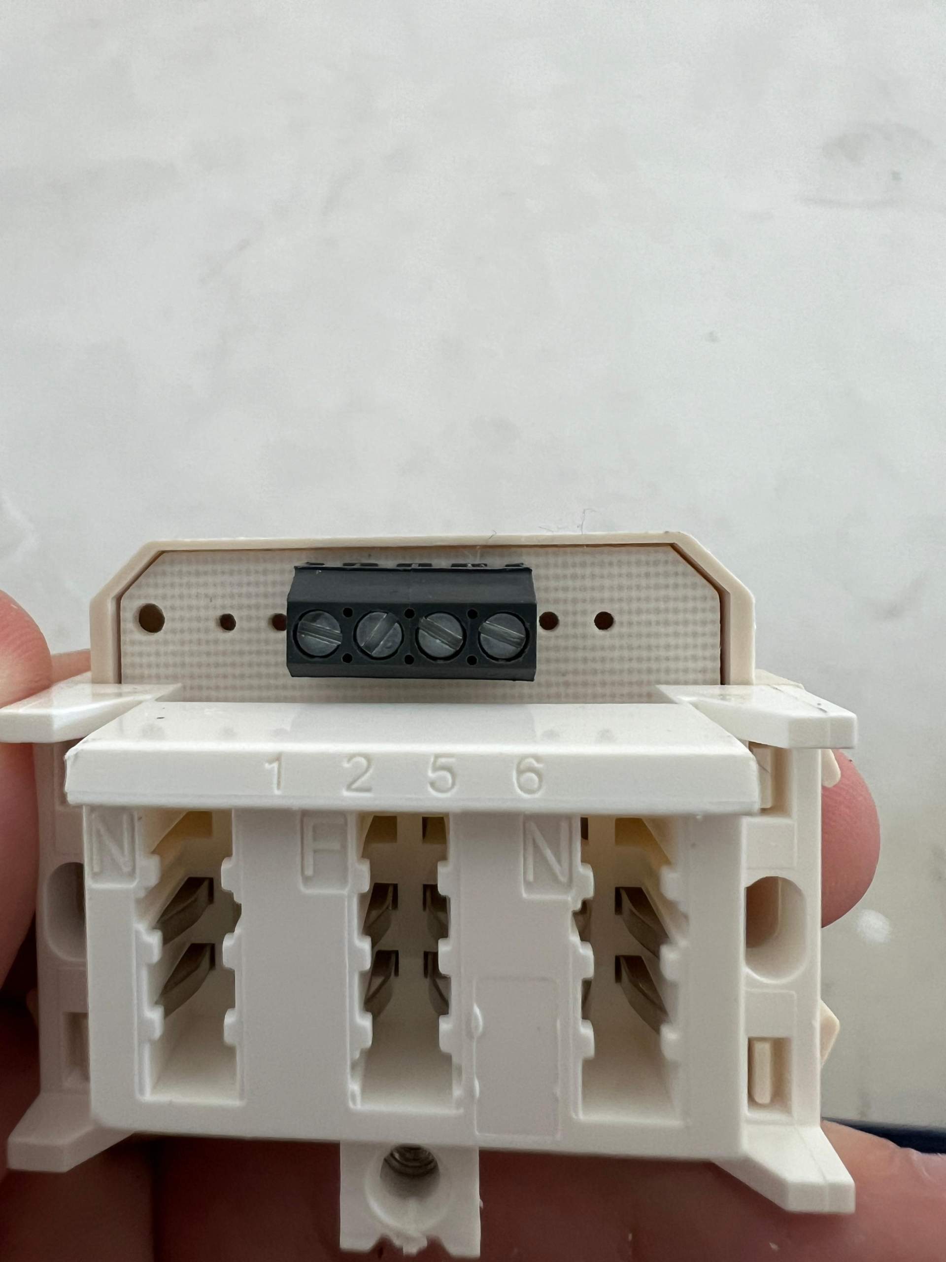 Tae Dose verlegen. Wofür sind weiß und gelb? (Internet, DSL ...