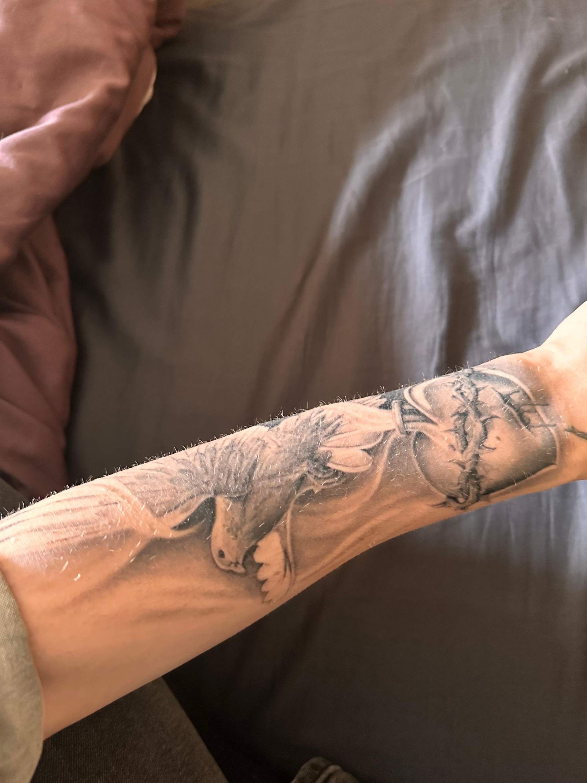 Tattoo verblasst und wird grau, Farbe geht über haut? (Pflege ...