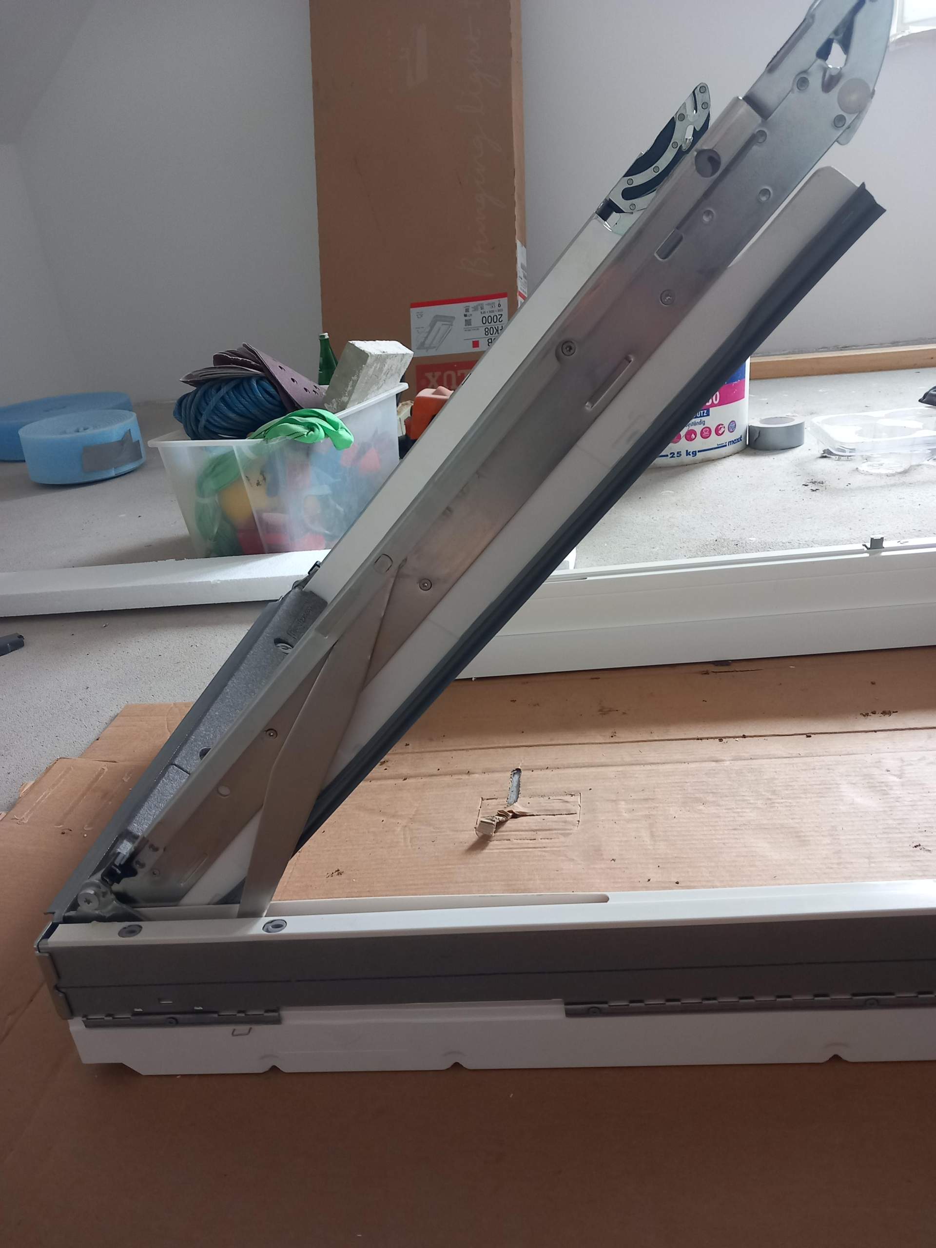 Velux Klapp Schwinfenster steht im 45 Grad Winkel fest? (Fenster ...