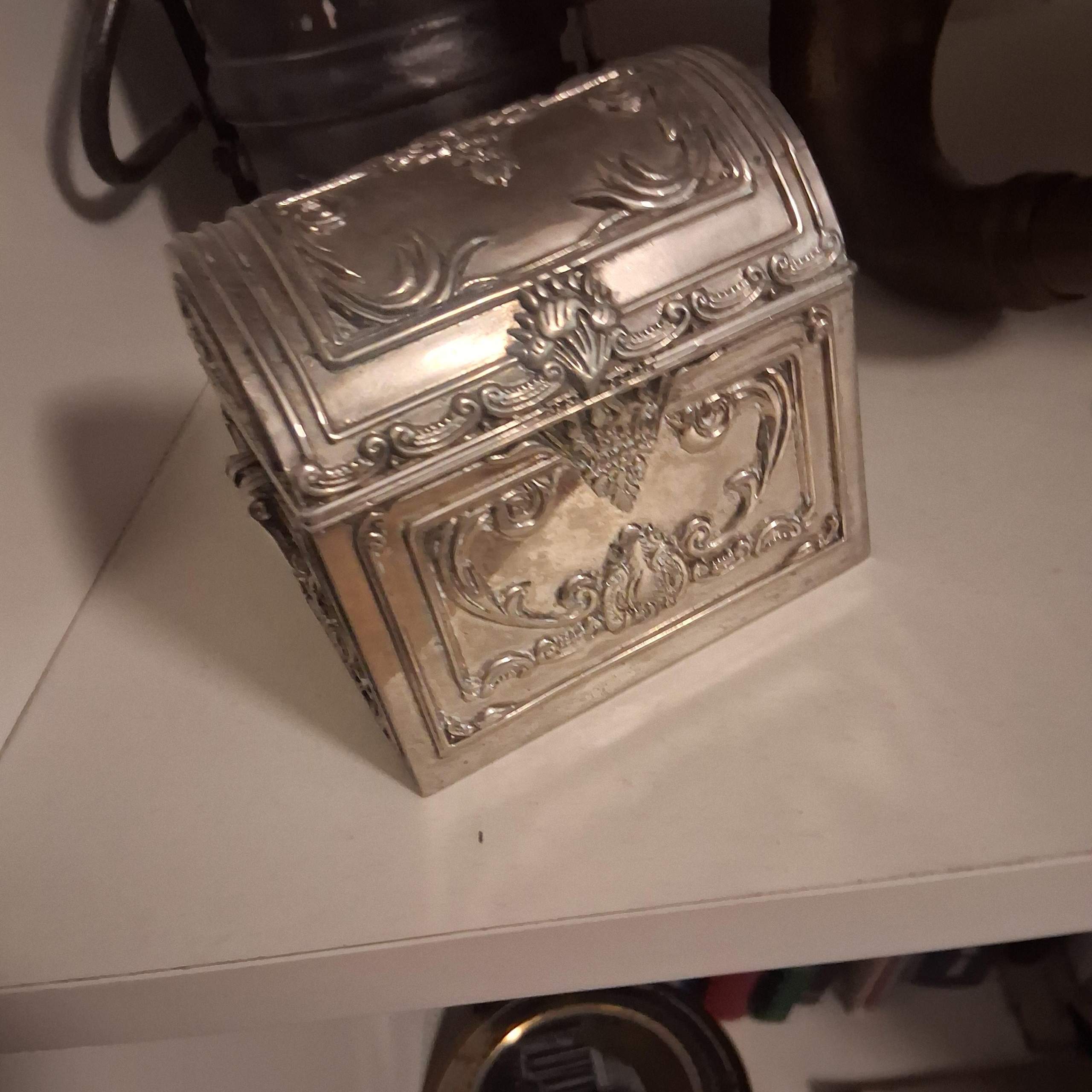 Versilberte oder aus silber Truhe? (Geld, Wert, Antiquitäten)