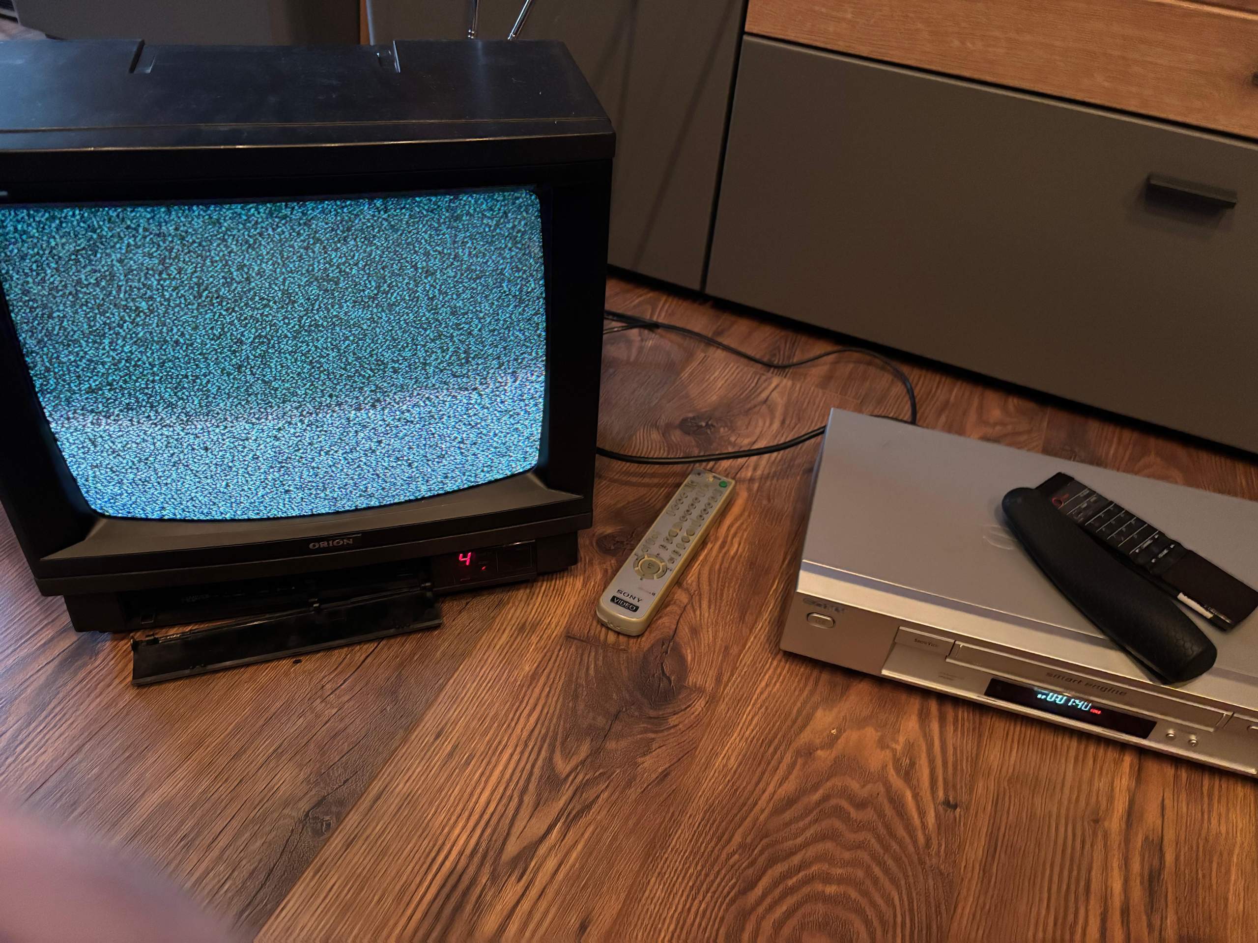 VHS Kasetten Recorder auf Orion Röhrenfernseher gucken RF Anschluss ...